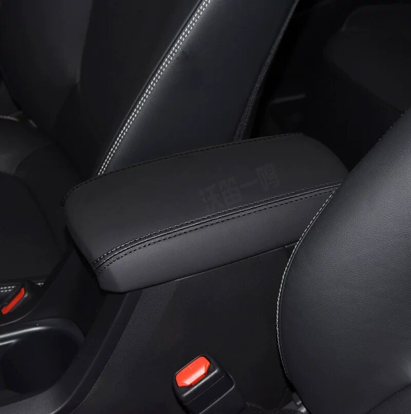 Коврик для центрального подлокотника Toyota Corolla 2019-2023, черная кожа с черной полосой, без логотипа, базовая