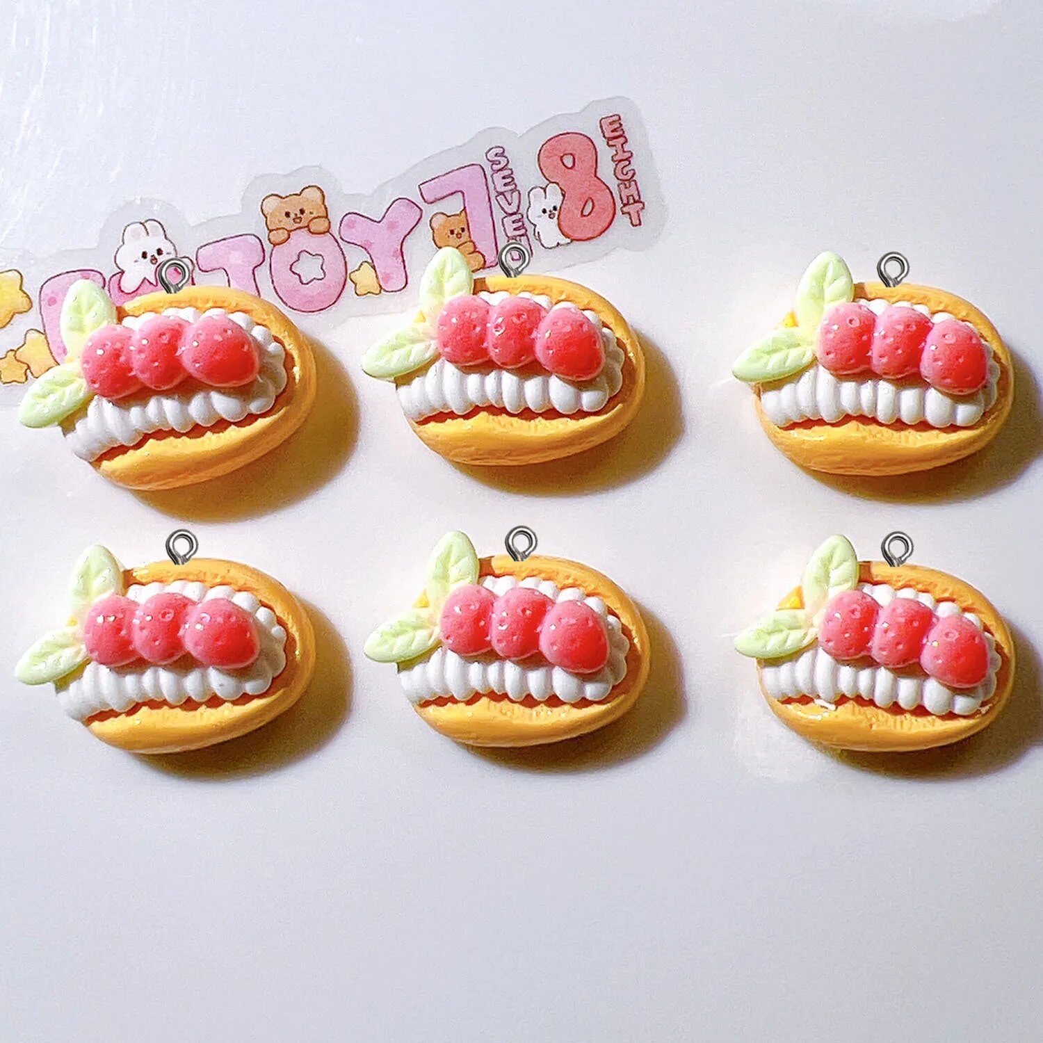 Подвески из смолы с клубникой и хлебом 6