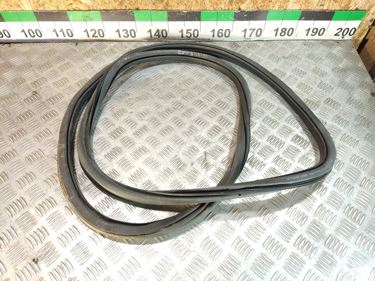 Уплотнитель двери задней левой SKODA Octavia 2013-2020 5E5867367