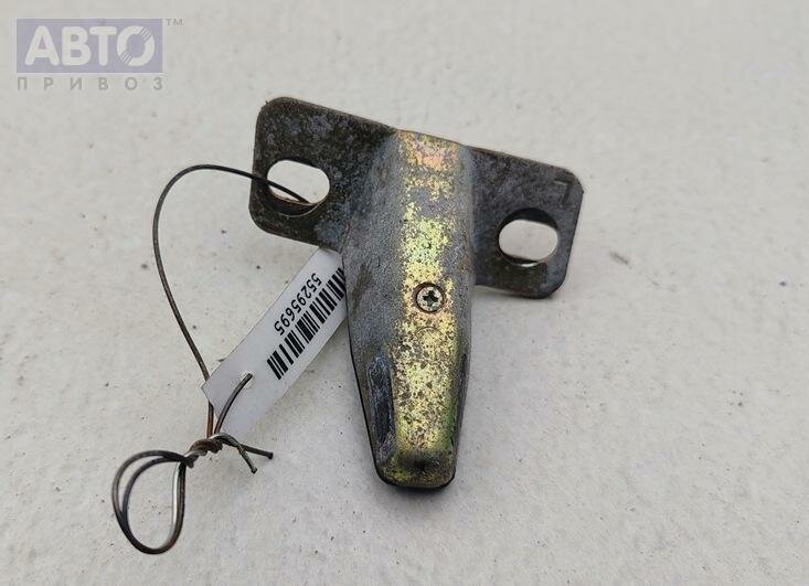 Ответная часть (скоба) замка двери Volkswagen Transporter T4