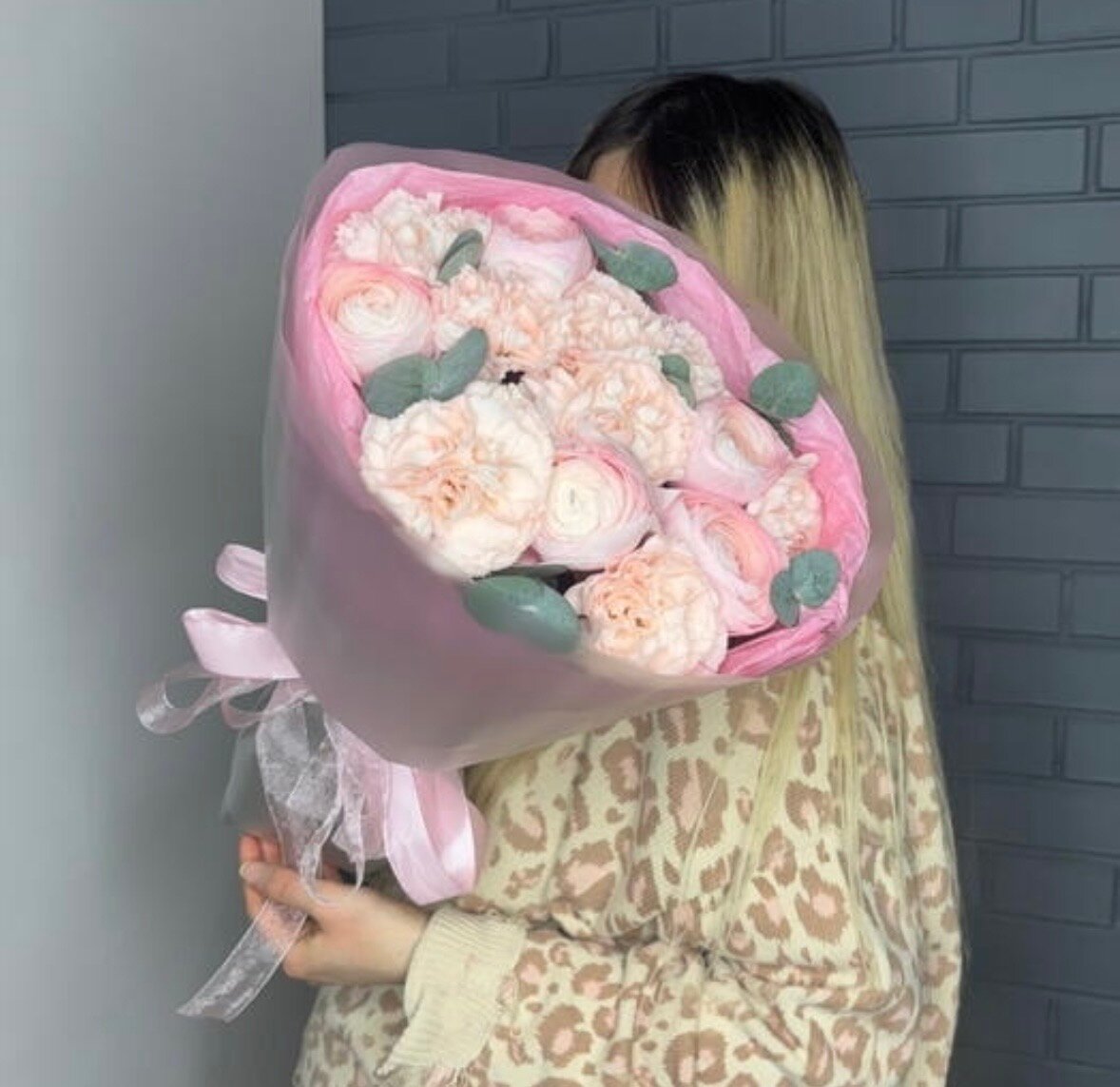 Букет (розовые ранункулюсы, эвкалипт, диантусы)