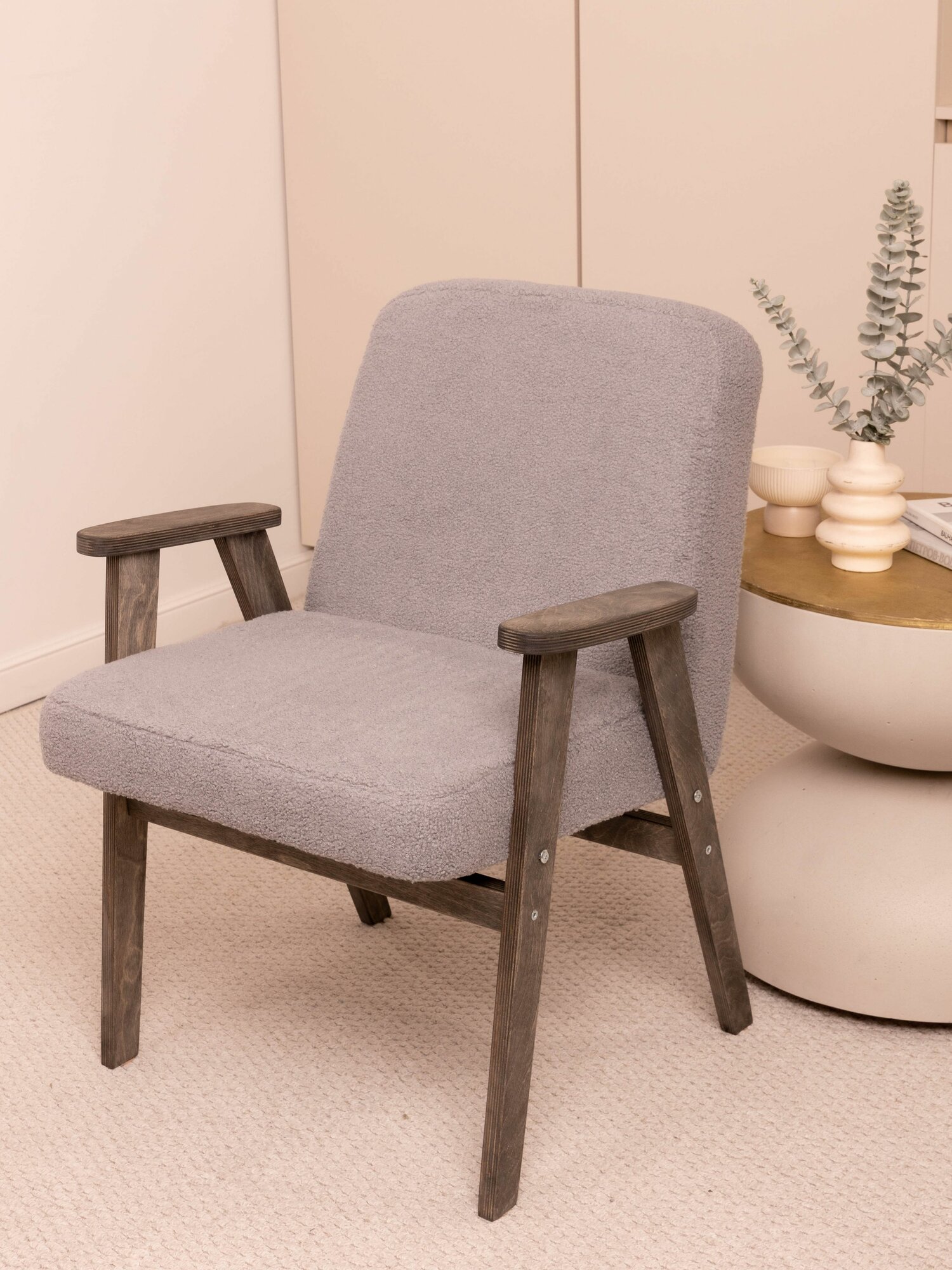 Кресло мягкое для дома и дачи Галант на высоких деревянных ножках с подлокотниками