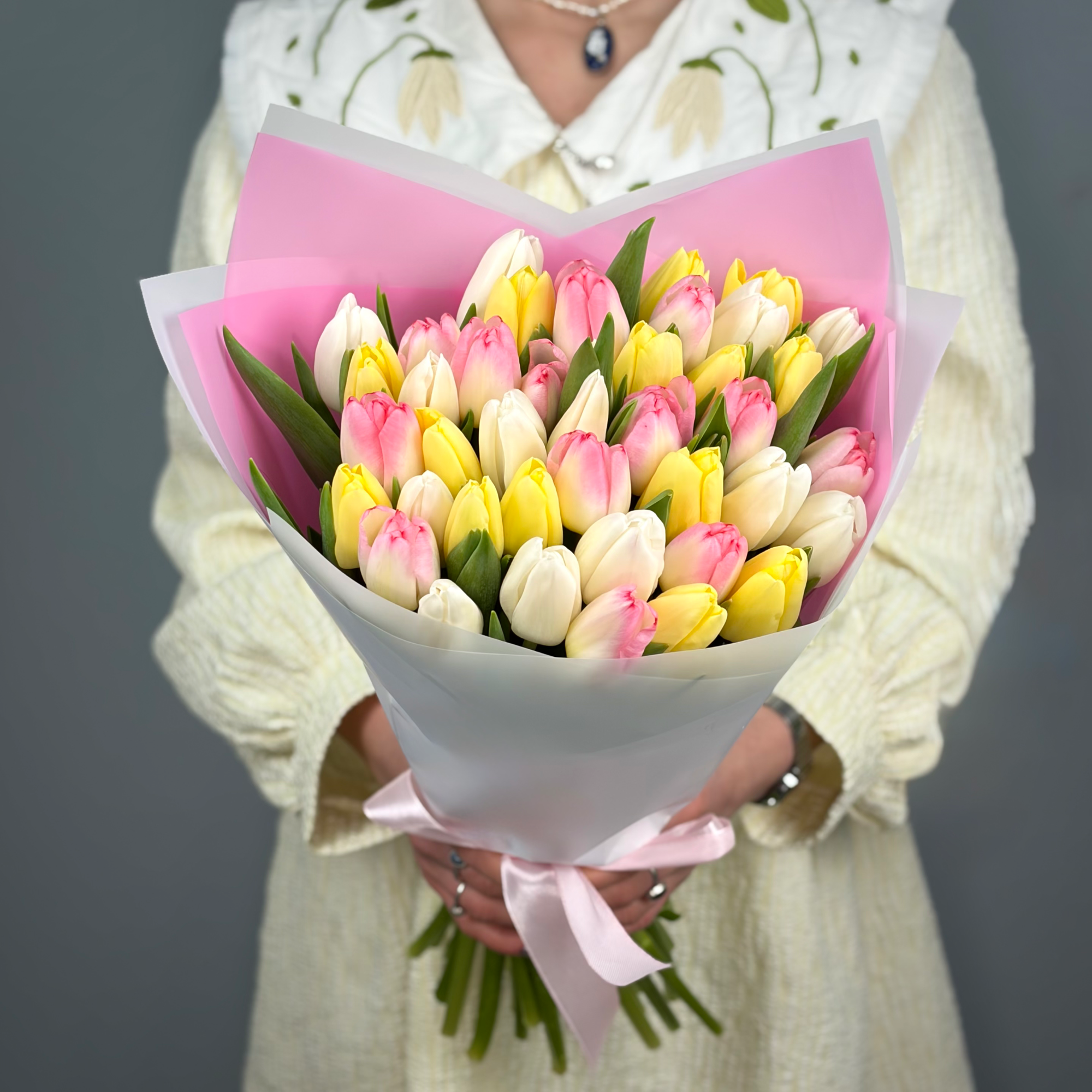 Букет из 41 тюльпанов нежный микс в стильной упаковке. «365 Поводов» - живые цветы с доставкой