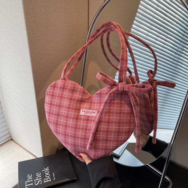 Импортная дизайнерская сумка в клетку для женщин, новая модель 2025 года, женская сумка через плечо в форме сердца, уникальная и универсальная сумка под мышку.