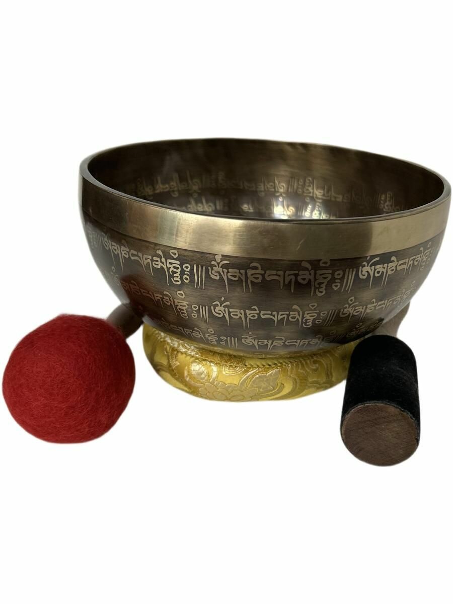 Тибетская поющая чаша тёмная с буддийскими символами (кованая): диаметр 21.6 см, нота Фа, 171 Гц, частота вибрации: 309 Гц, в комплекте со стиком и подушечкой