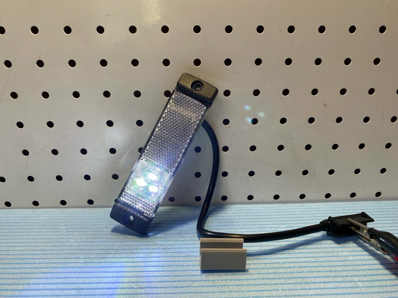 Фонарь бортовой SCHMITZ SAF белый LED 130x32 с кабелем L300мм прицепа (шмитц САФ)