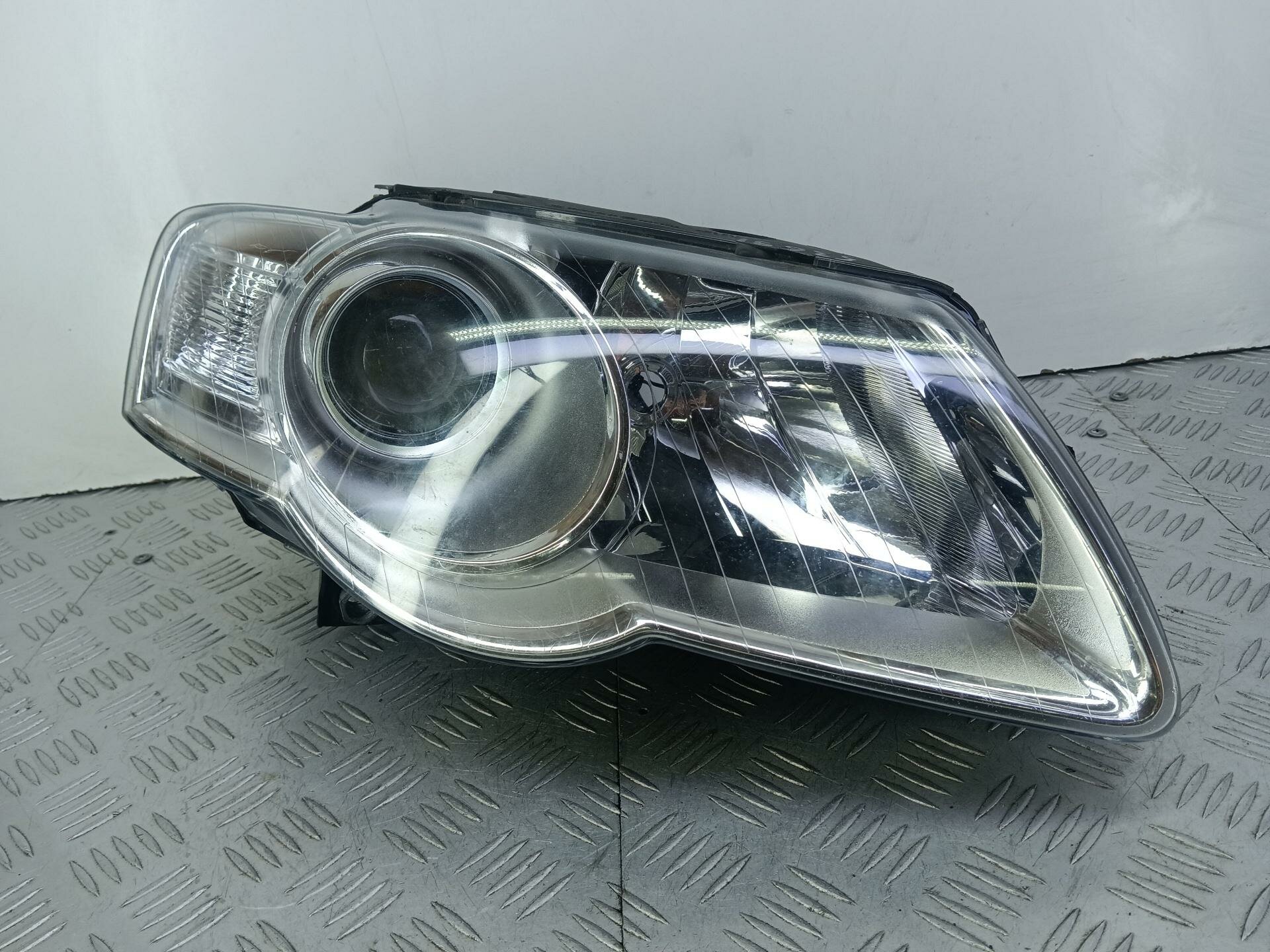Фара правая Volkswagen Passat B6 2006 89312189