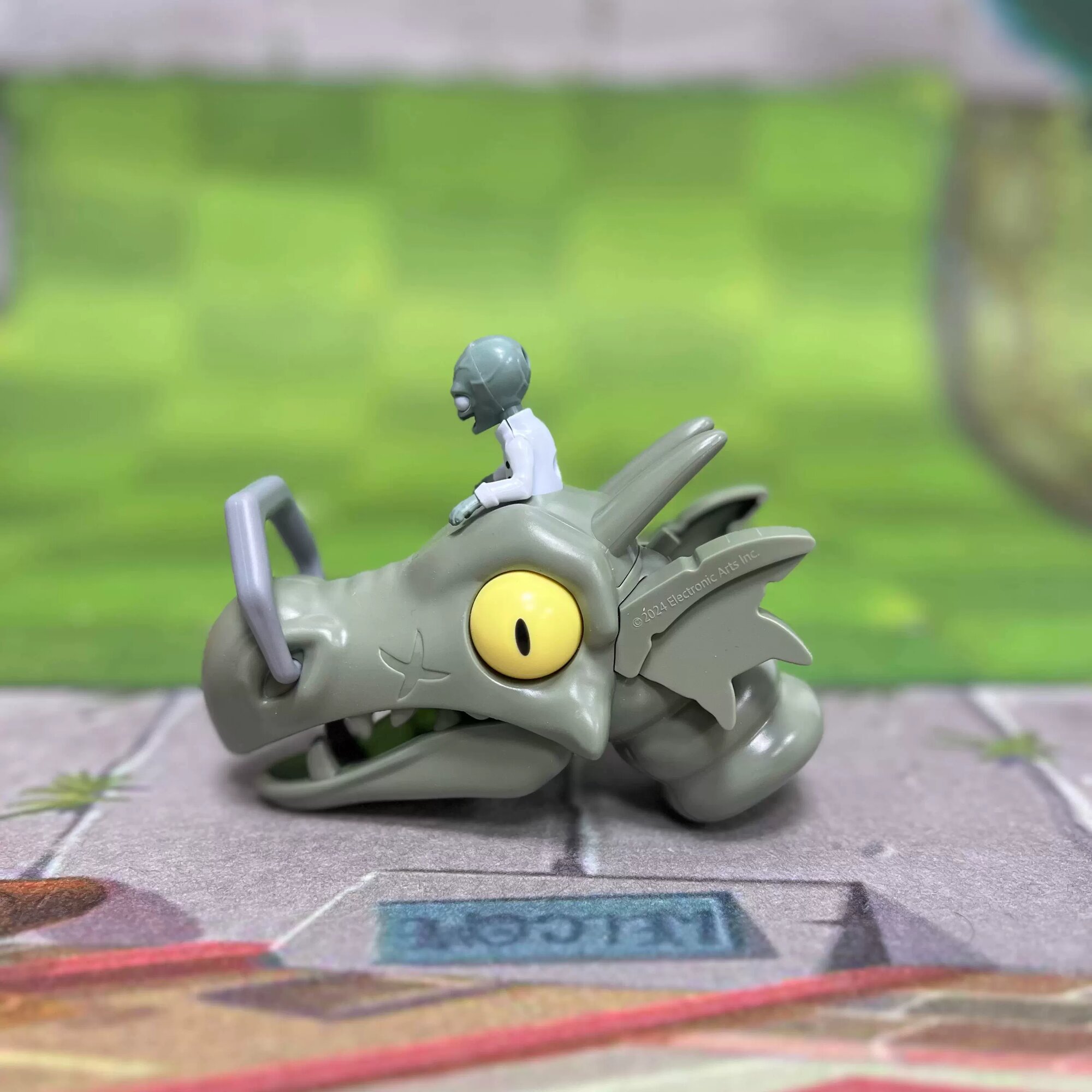 Новая игрушка Plants vs. Zombies: Бэнджи-зомби-клоун-басист, выполняющий брейкданс и прыжки в высоту, с функцией