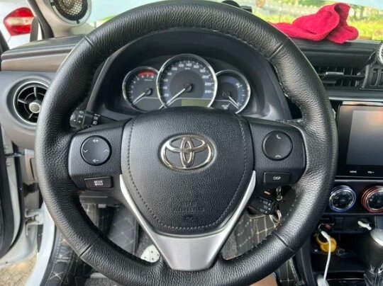 Чёрный кожаный глянцевый чехол на рулевое колесо Toyota Corolla, Levin Hybrid 2014-2018 с ручным тормозом