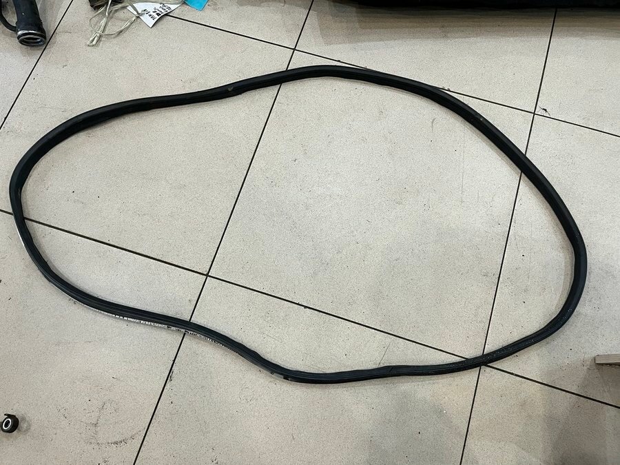 Уплотнитель крышки багажника от Hyundai Sonata 4 EF 2001-2012