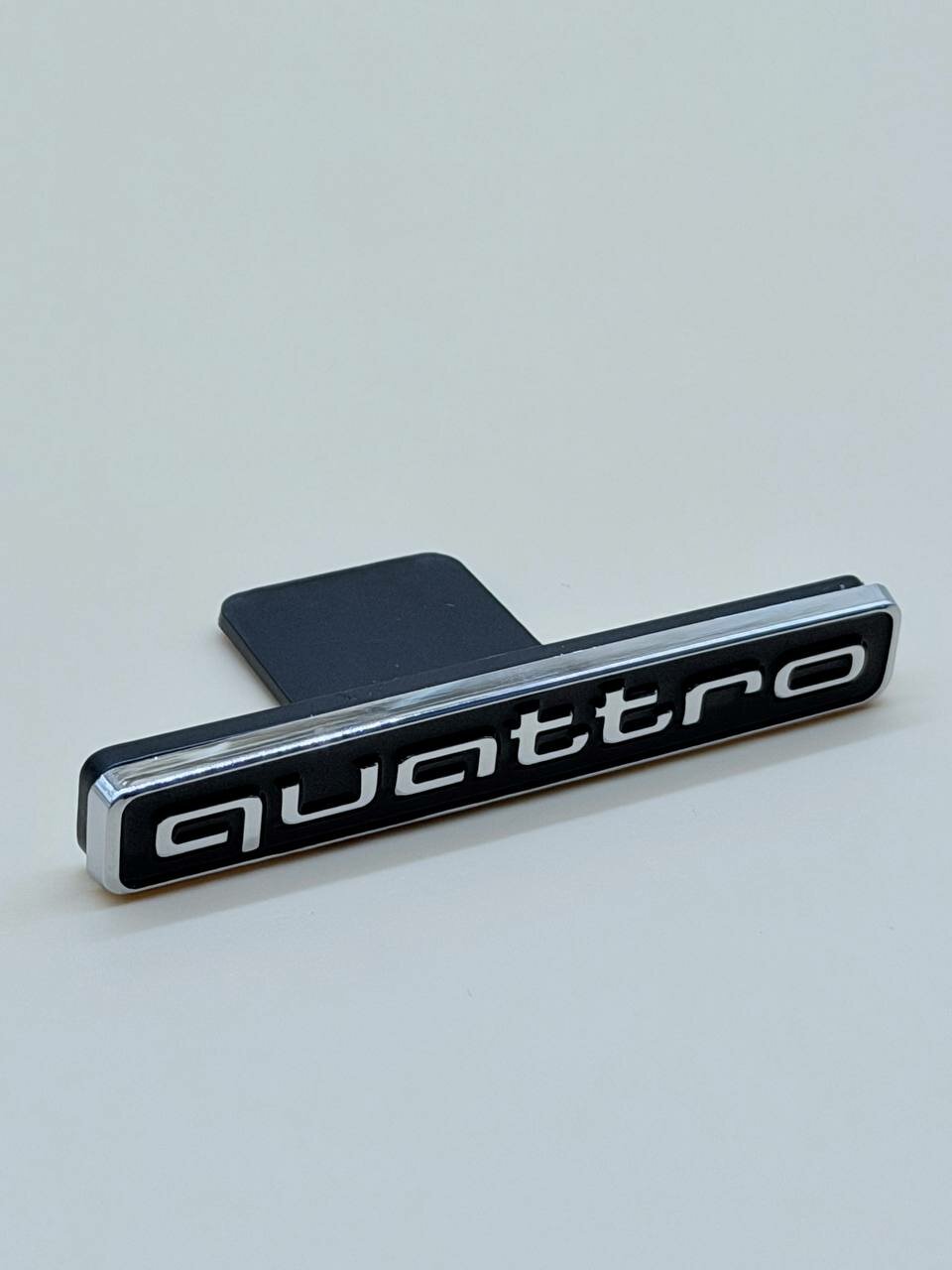 Шильдик Quattro в решётку радиатора для Audi quattro 95х13 мм Хром