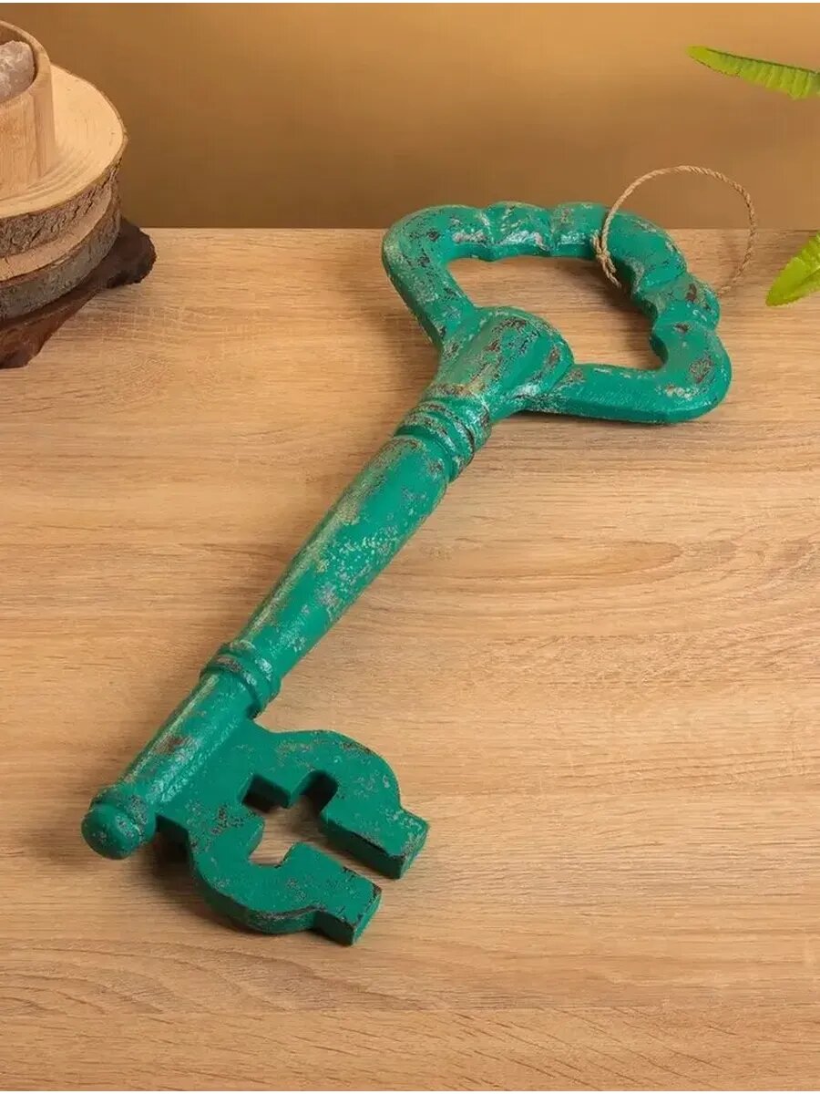 Ключ от счастья — деревянный сувенир в зелёном цвете