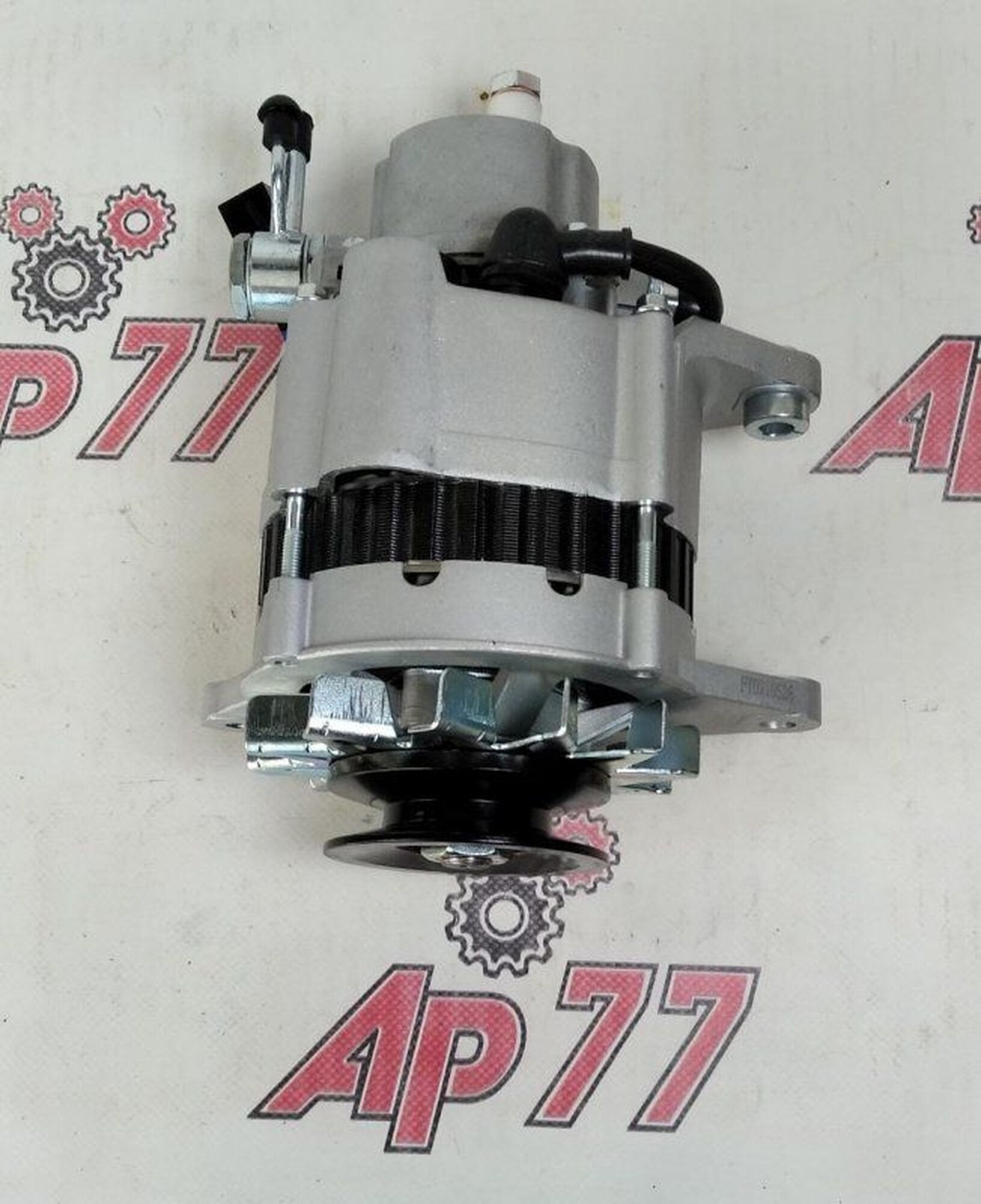 Генератор Isuzu 4BC1 24V 45A 1 руч. вакумник сзади 8970237331 — фото 1