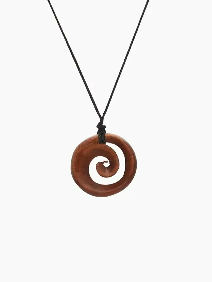 Деревянное украшение с изящной спиралью