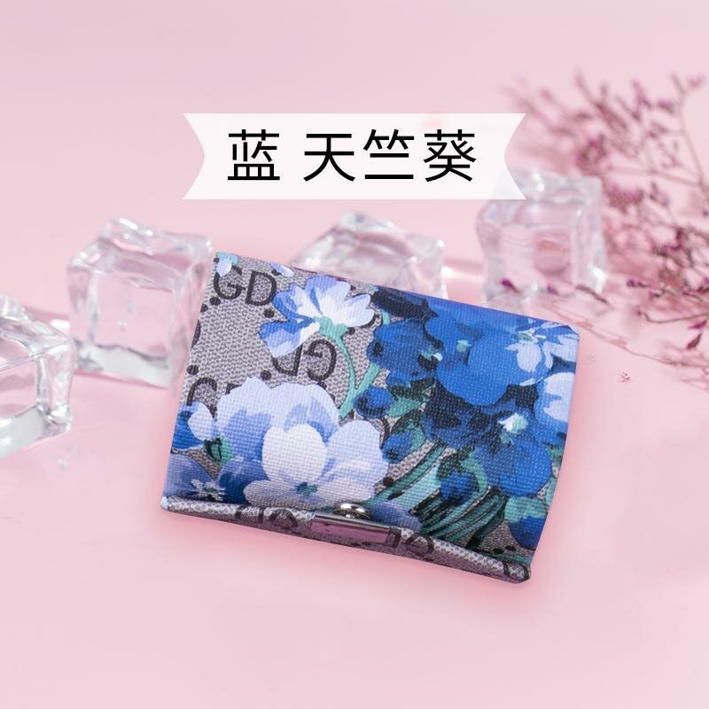 Изысканный портативный футляр для хранения вмещает две помады и оснащен зеркалом для защиты помад, украшений и USB-накопителей.