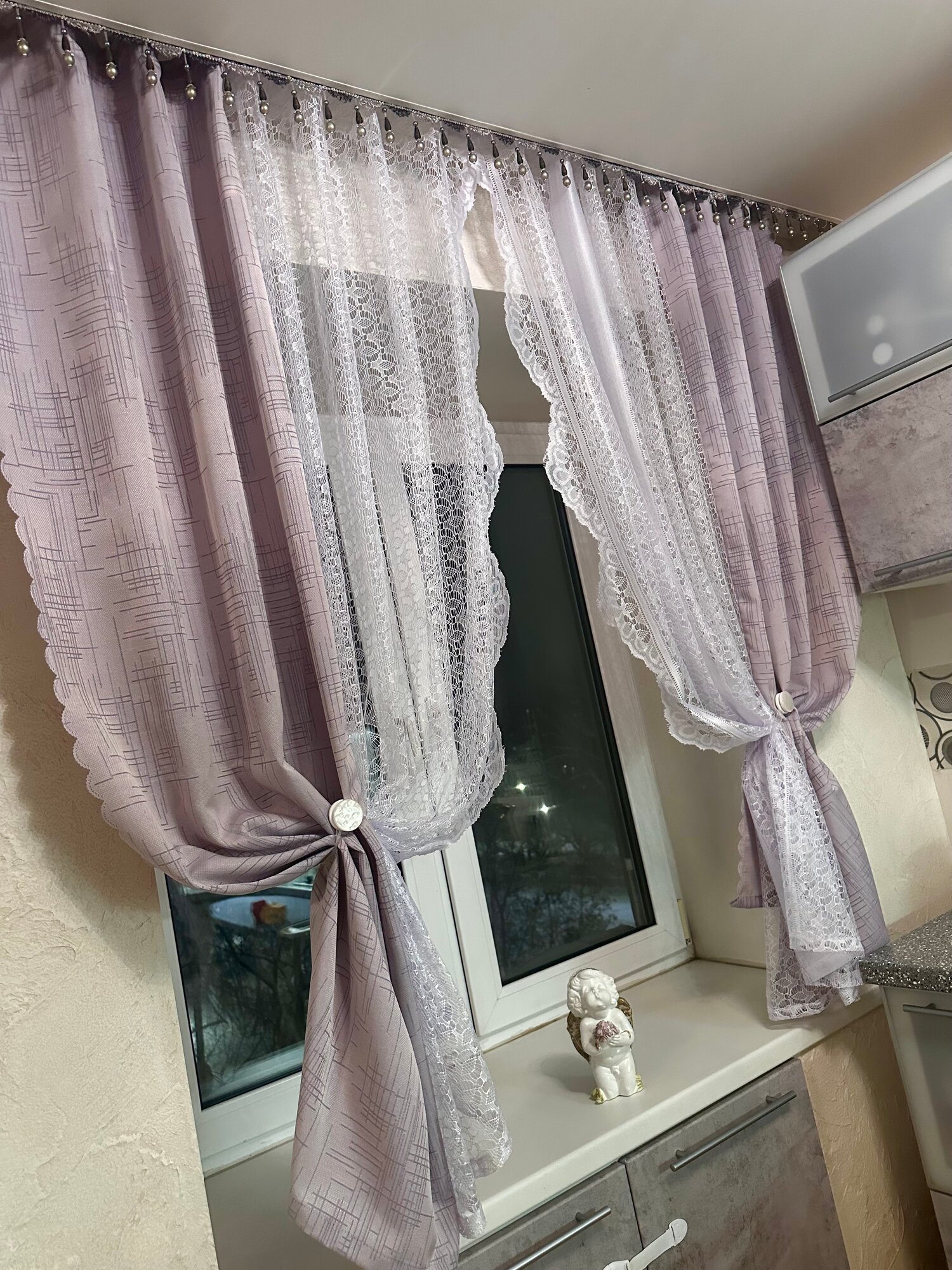 Кухонная штора из гипюровой сеточки и легких портьер, 3х1.7м