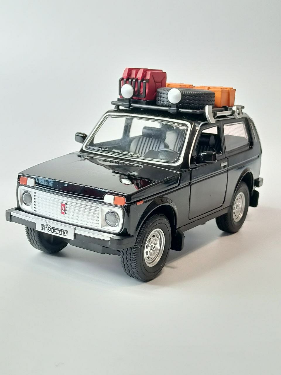 Модель автомобиля Нива ВАЗ 2121 коллекционная металлическая игрушка масштаб 1:24 черный с канистрой