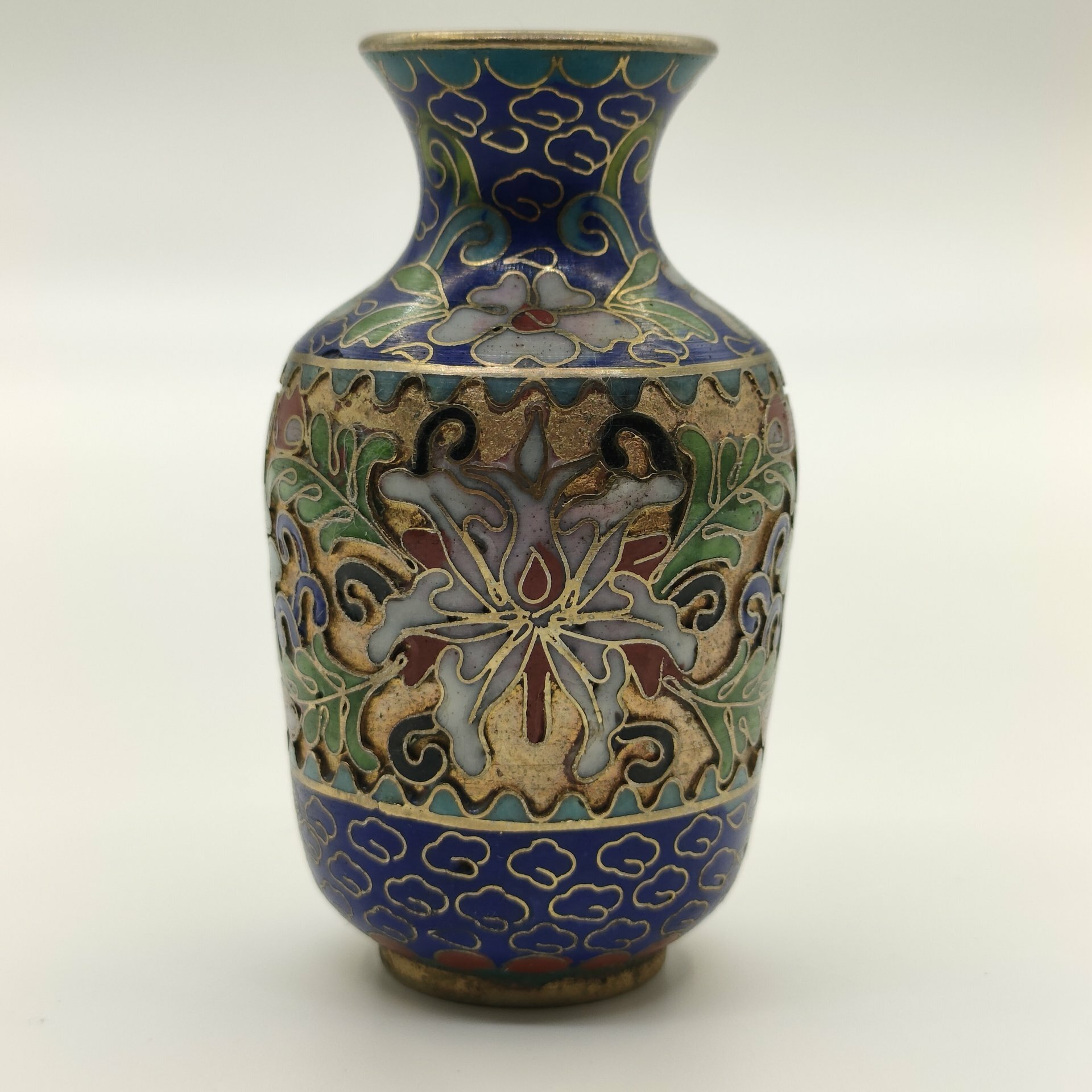 Ваза миниатюрная синего цвета, украшенная цветочным декором, латунь