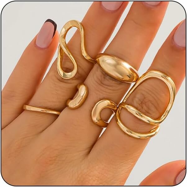 Набор из трех золотых колец FloralGrace с узором в виде морских звезд и изящных волнообразных мотивов из ракушек, идеально подходящий для летнего украшения женщин и девушек.