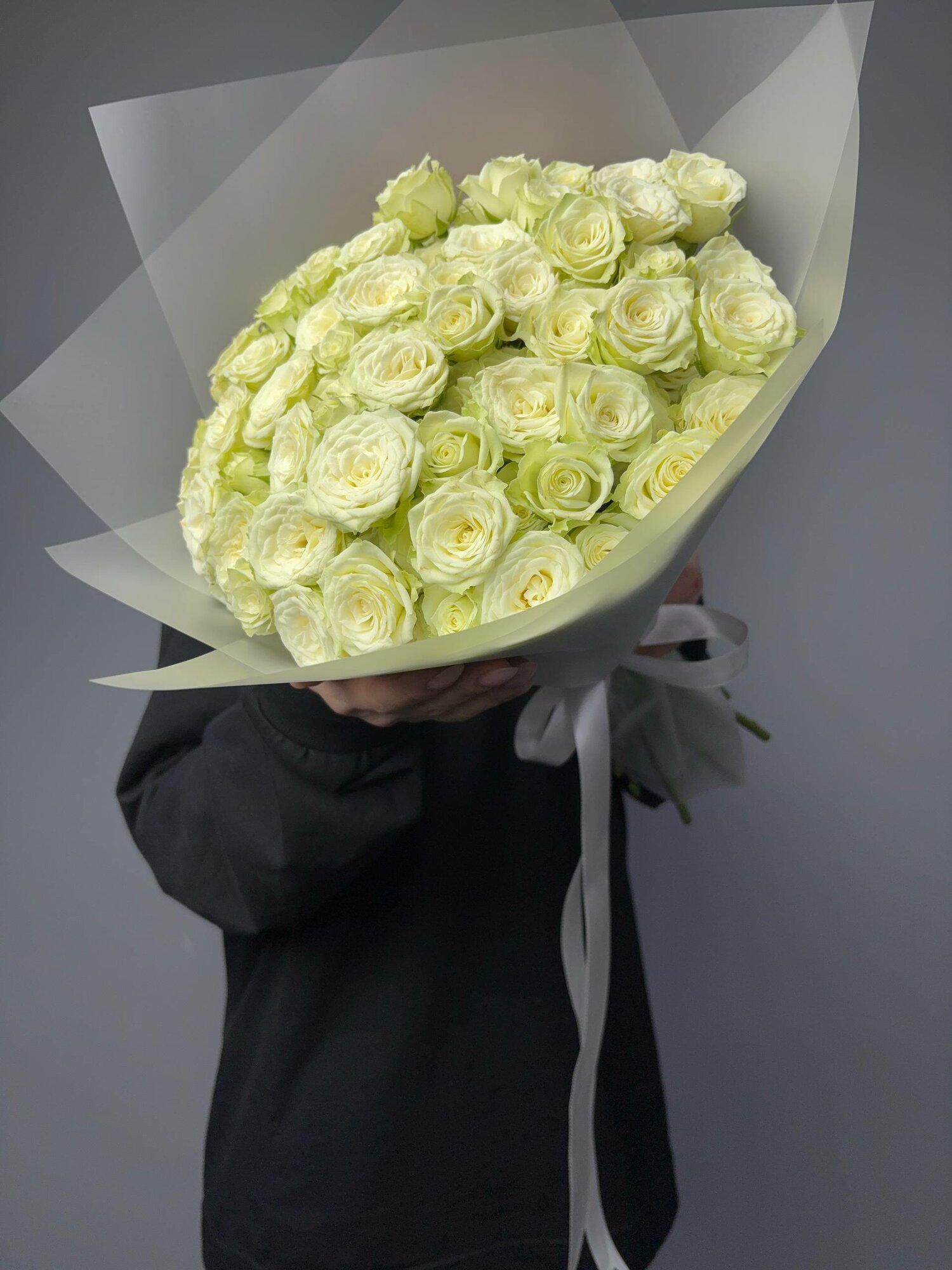 FRESH FLORA Белый Шёлк: монобукет из 19 кустовых роз – купить свежие цветы с доставкой в Москве