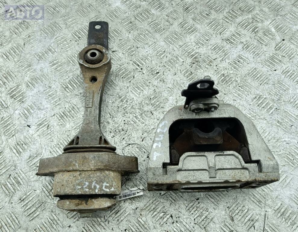 Подушка крепления двигателя Volkswagen Golf-4
