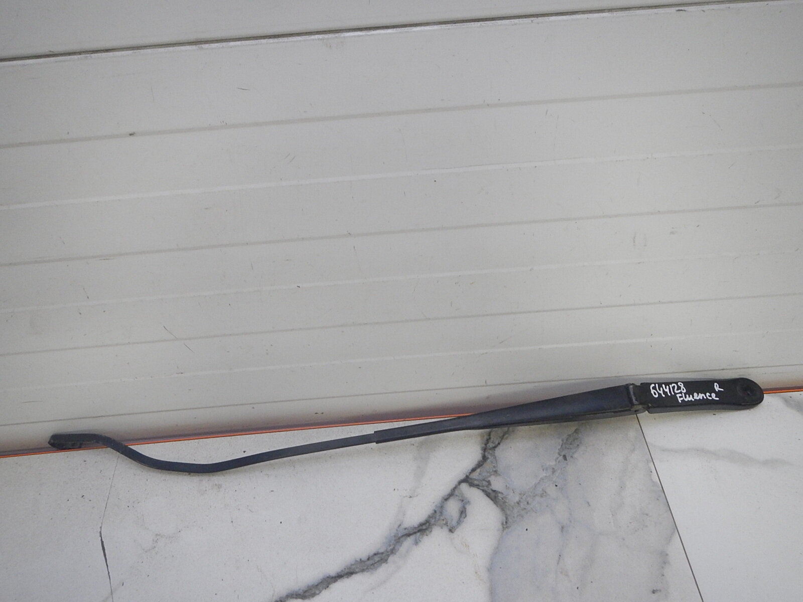 Б/У Поводок стеклоочистителя передний правый, Renault (Рено)-FLUENCE (10-) RENAULT FLUENCE (10-) Царапины. 644128 RENAUL...