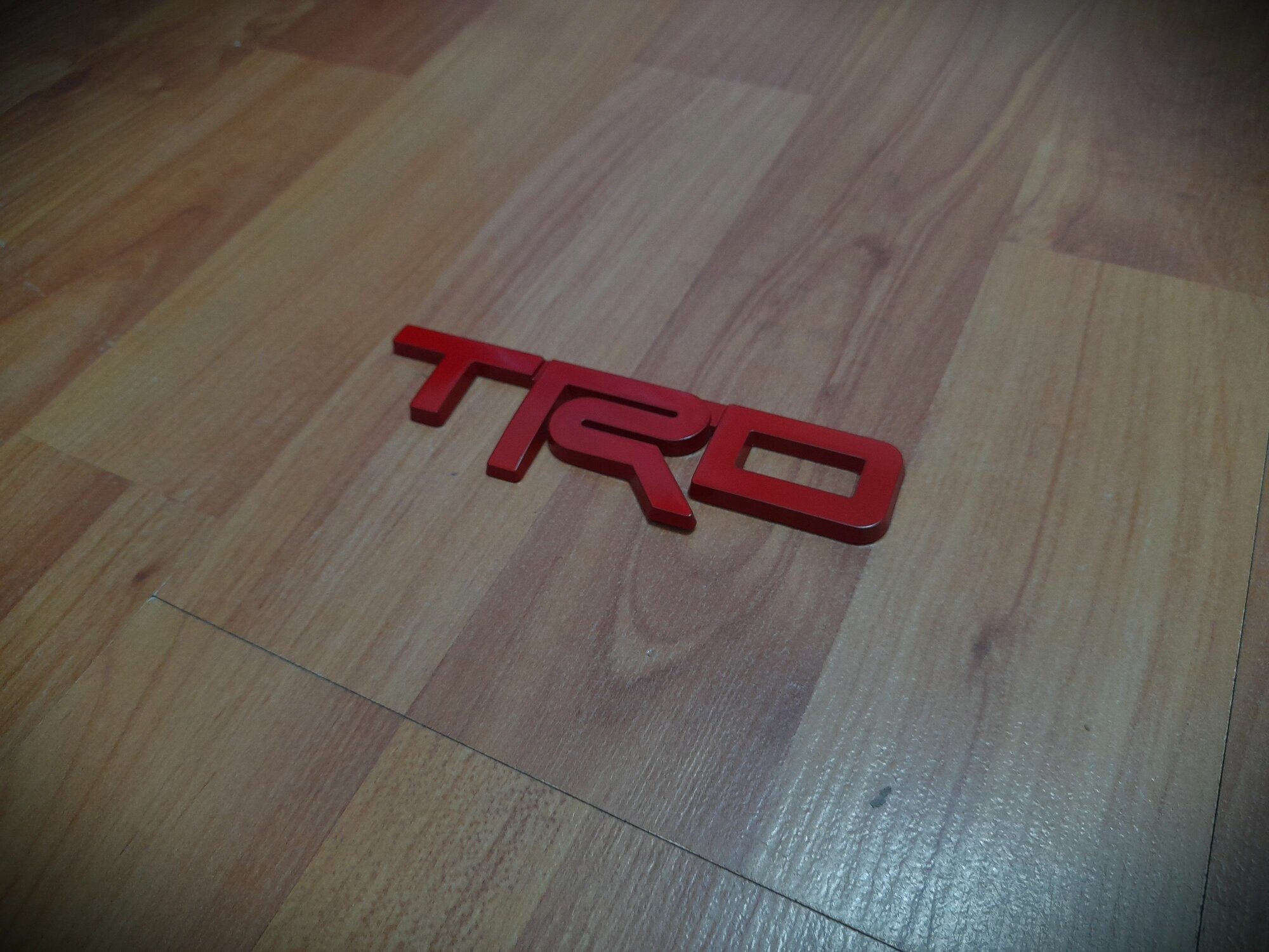 Эмблема буквенная надпись красная TRD на Toyota Тойота Лэндкрузер Хайлэндер Ярис РАВ4 Камри