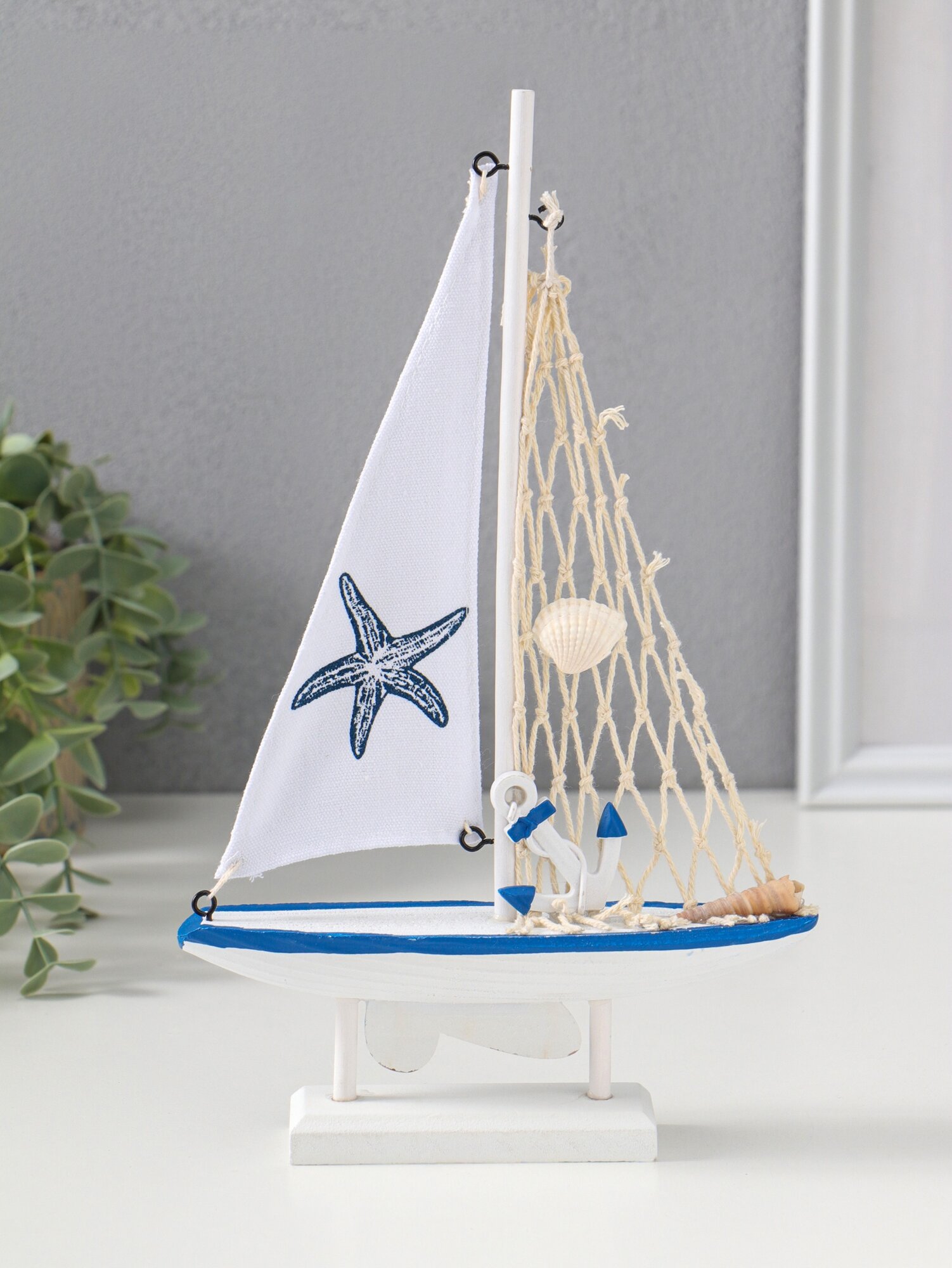 Сувенирная модель корабля дерево «Парусник с морской звездой на парусе», бело-синий, 16.5×4.5×27.5 см