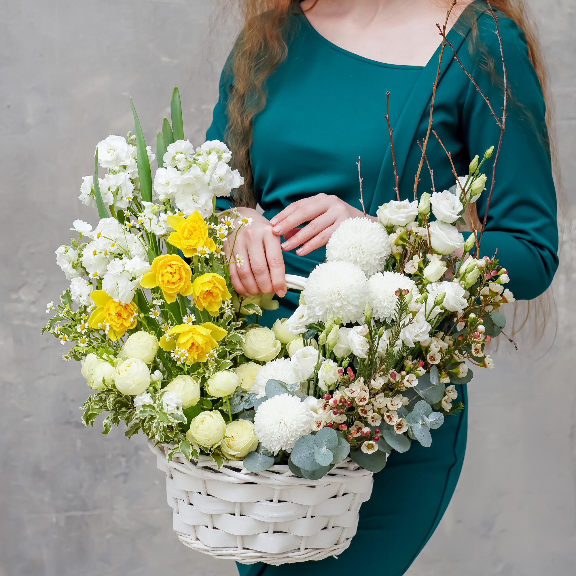 Букет живых цветов Flor-Pro Flowers из кустовых роз, нарциссов и хризантем в плетеной корзине "Солнечное сияние"