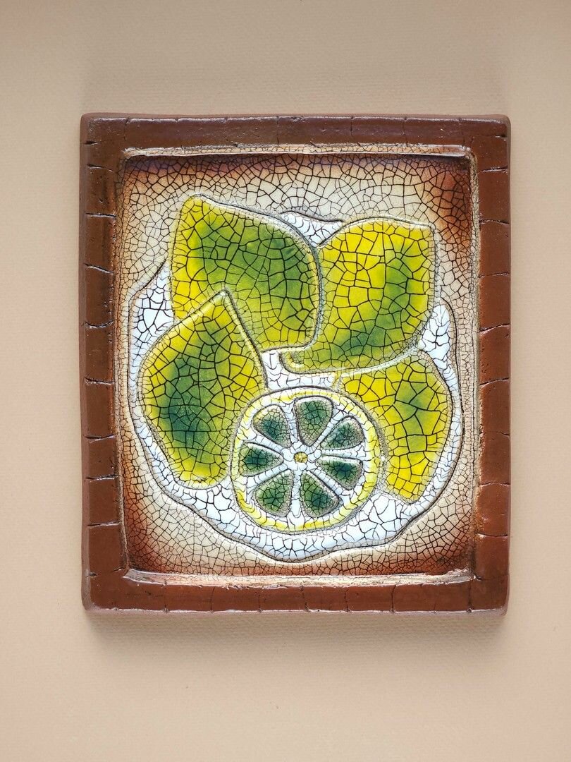 Лаймы. Панно, изразец, плакетка, украшение настенное интерьерное. Ярославская майолика. Керамика ручной работы. Сделано в России.