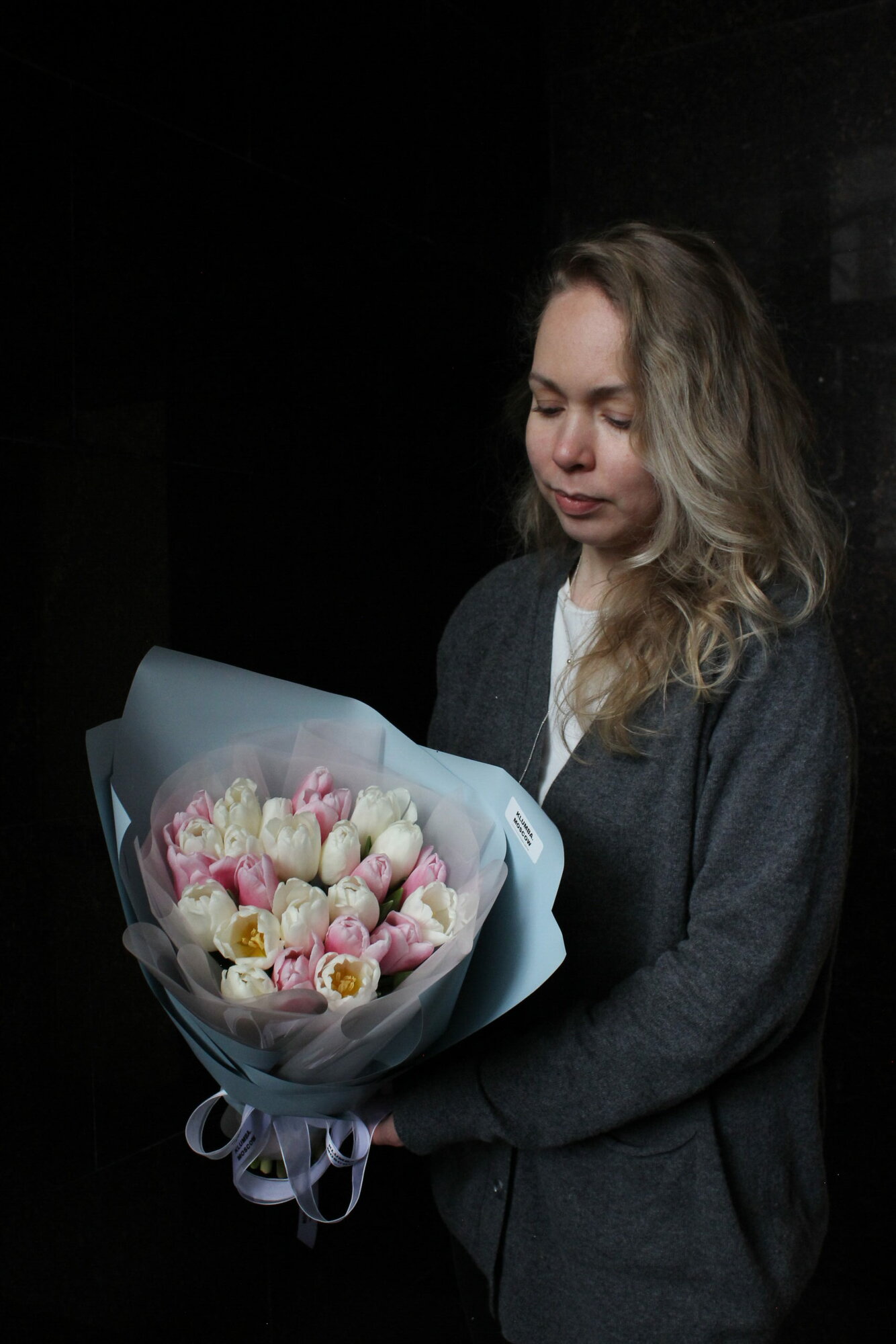 Букет из 25 бело-розовых Тюльпанов от студии цветов клумба. москва