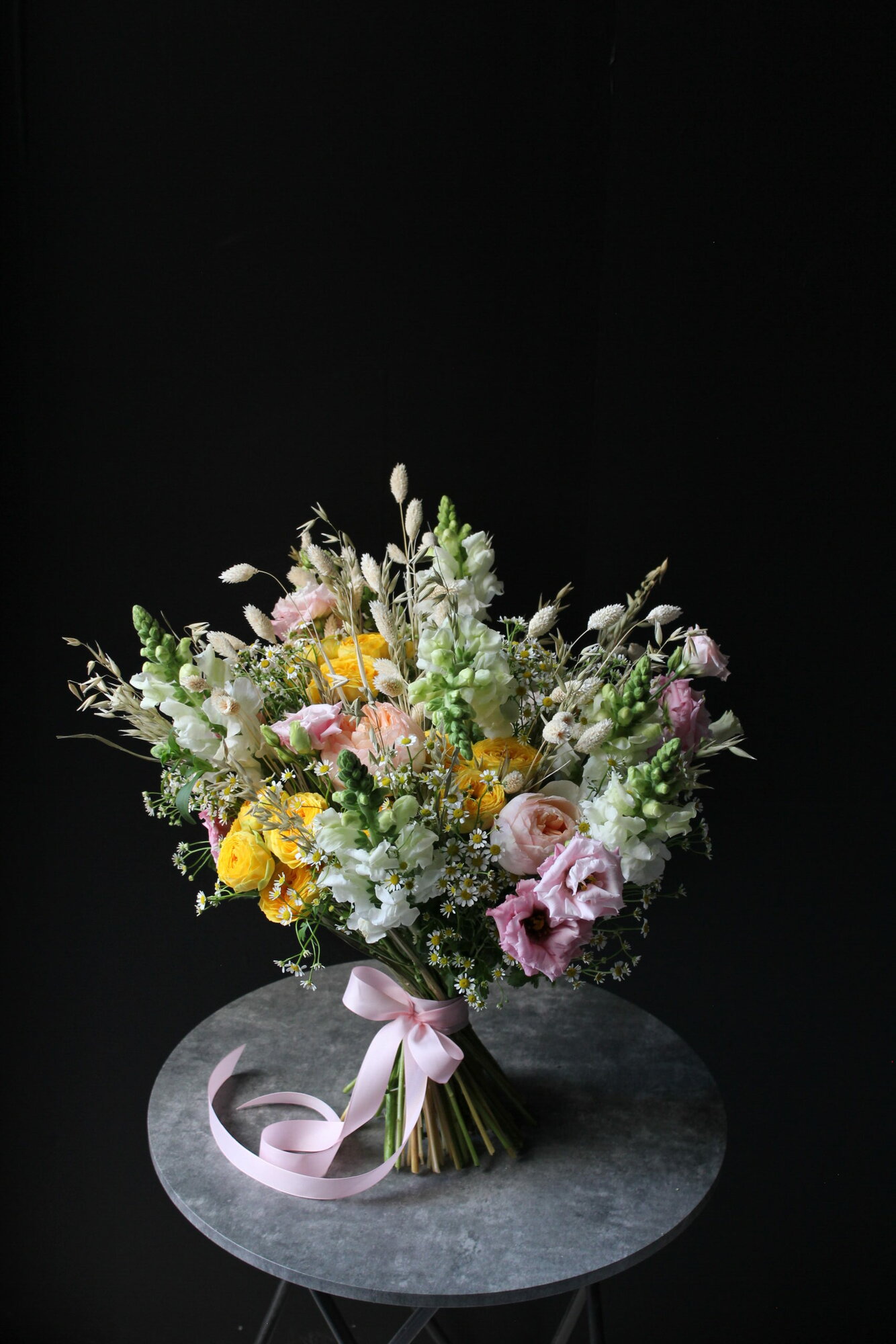 Летний полевой букет от студии цветов klumba.moscow, аквабокс