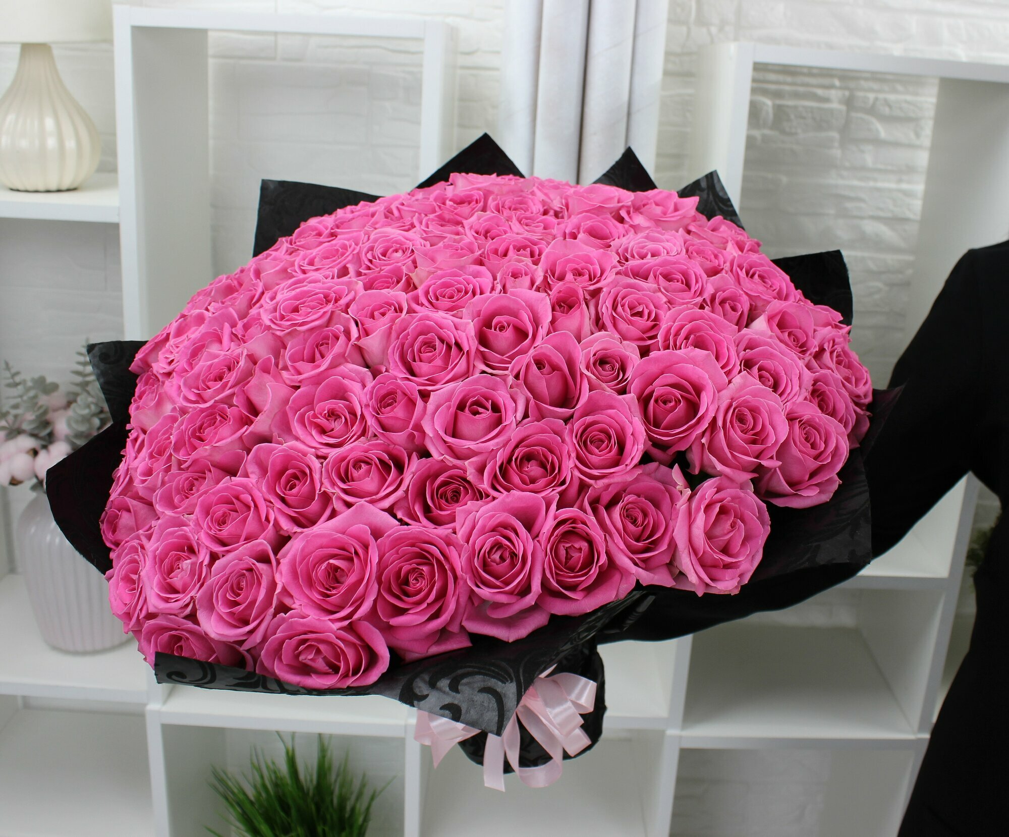 Монобукет THE FLOREAL розовая роза 101 штука, высота 40 см, с бантом