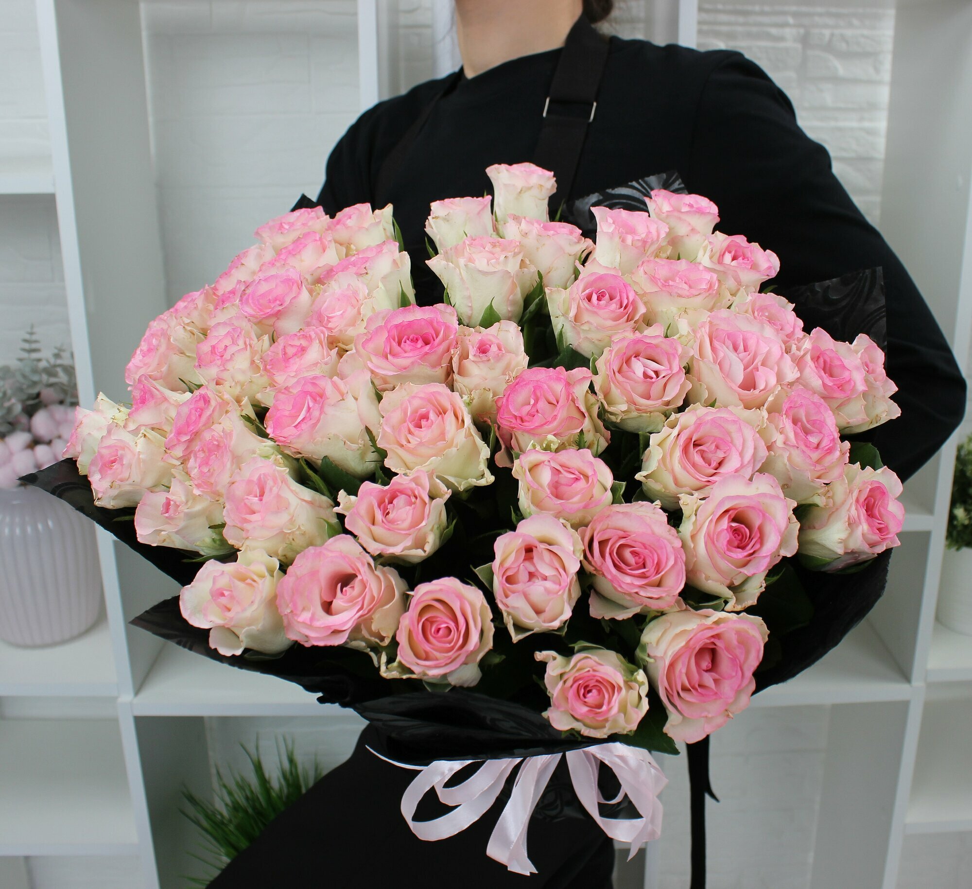 Монобукет THE FLOREAL бело-розовая роза 51 штука, высота 40 см, с бантом