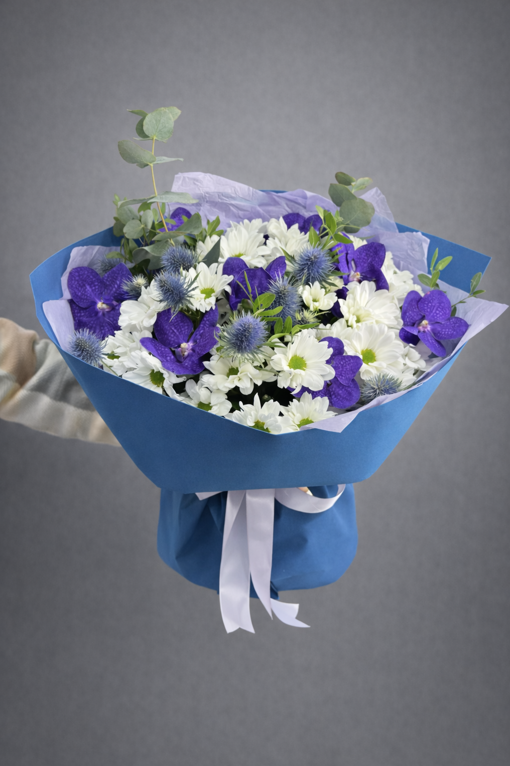 Букет с орхидеей, кустовой хризантемой, эрингиумом и эвкалиптом