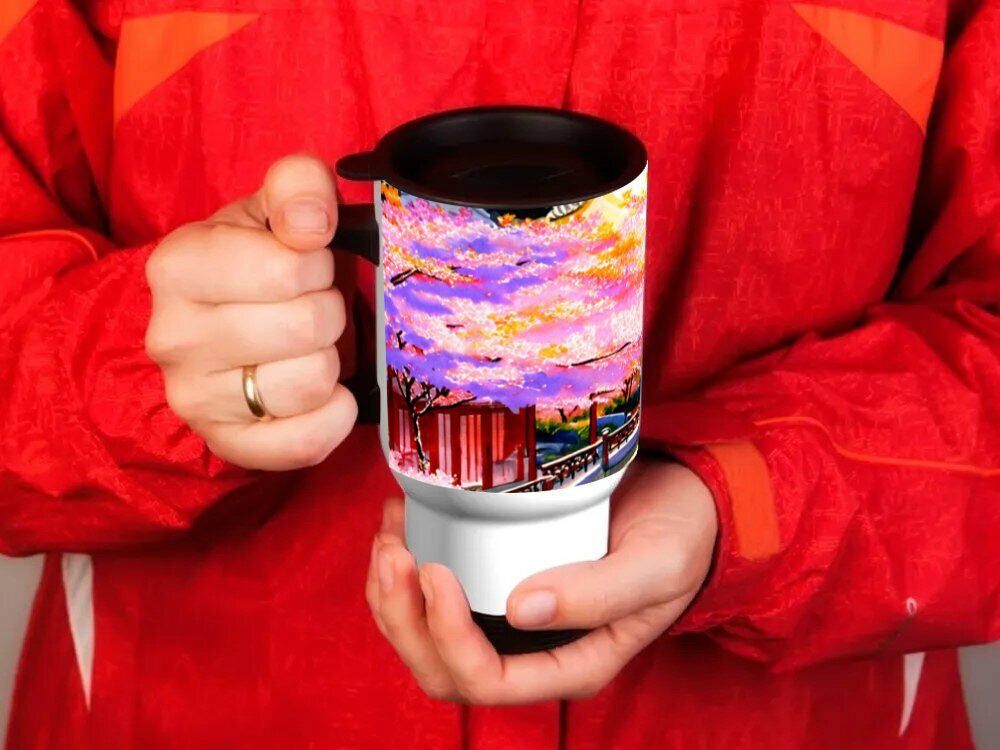 Тремокружка для авто с принтом "Китай: традиционный китайский сад с изысканными мостиками и цветущими вишнями, освещенный мягким светом заходящего солнца. стиль - акварель." 0.5 л.