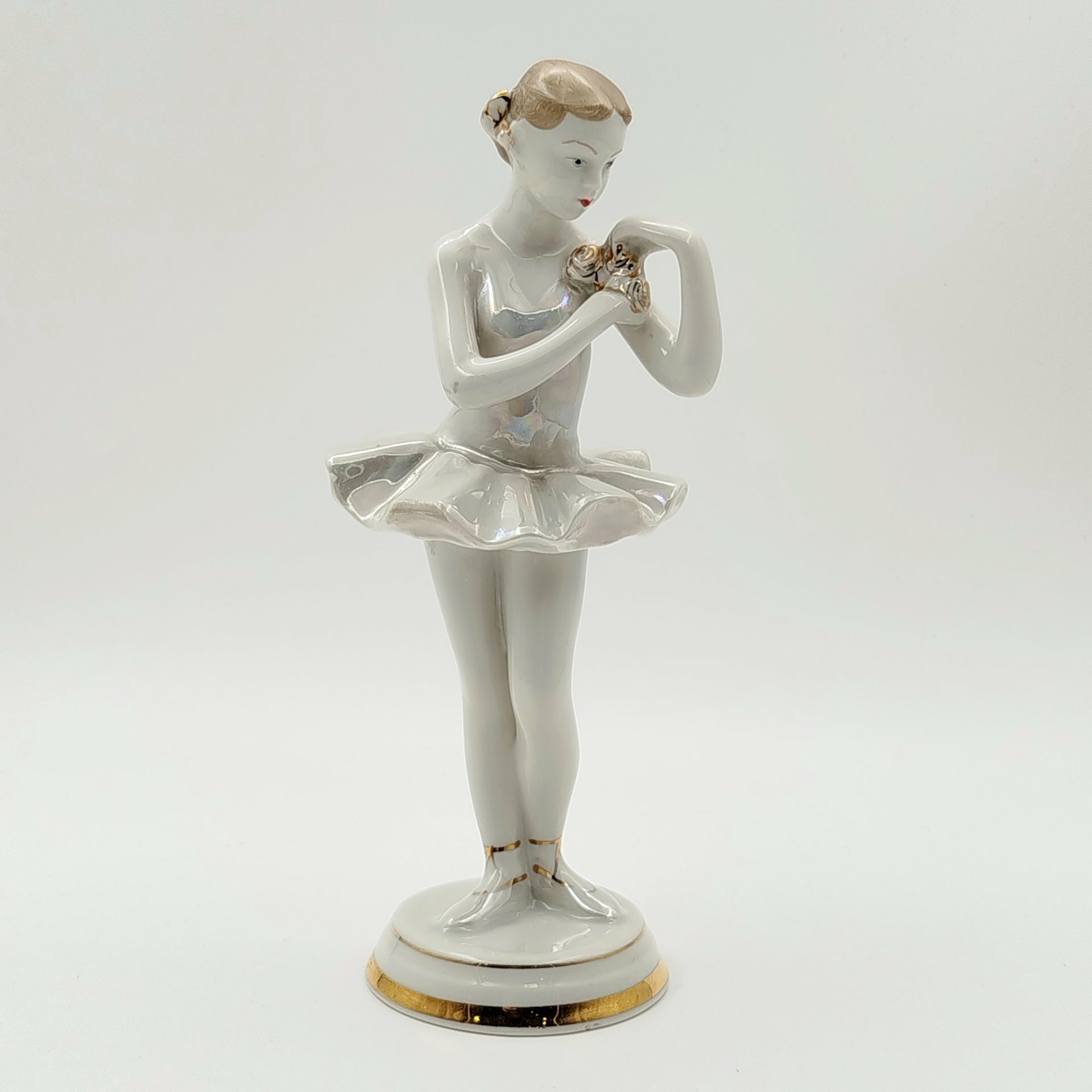 Статуэтка "Балерина с цветком", скульптор О. С. Артамонова, фарфор, роспись