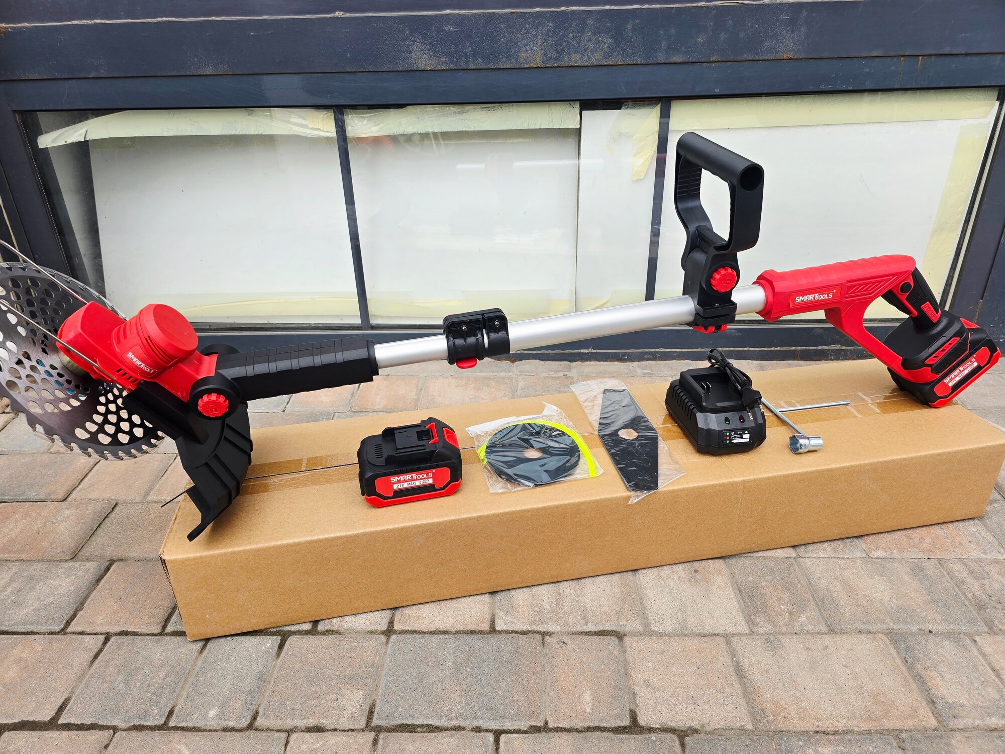 Мощный аккумуляторный бесщеточный триммер Smart Tools 21В, 2x4Ач, ЗУ, 3 диска в комплекте