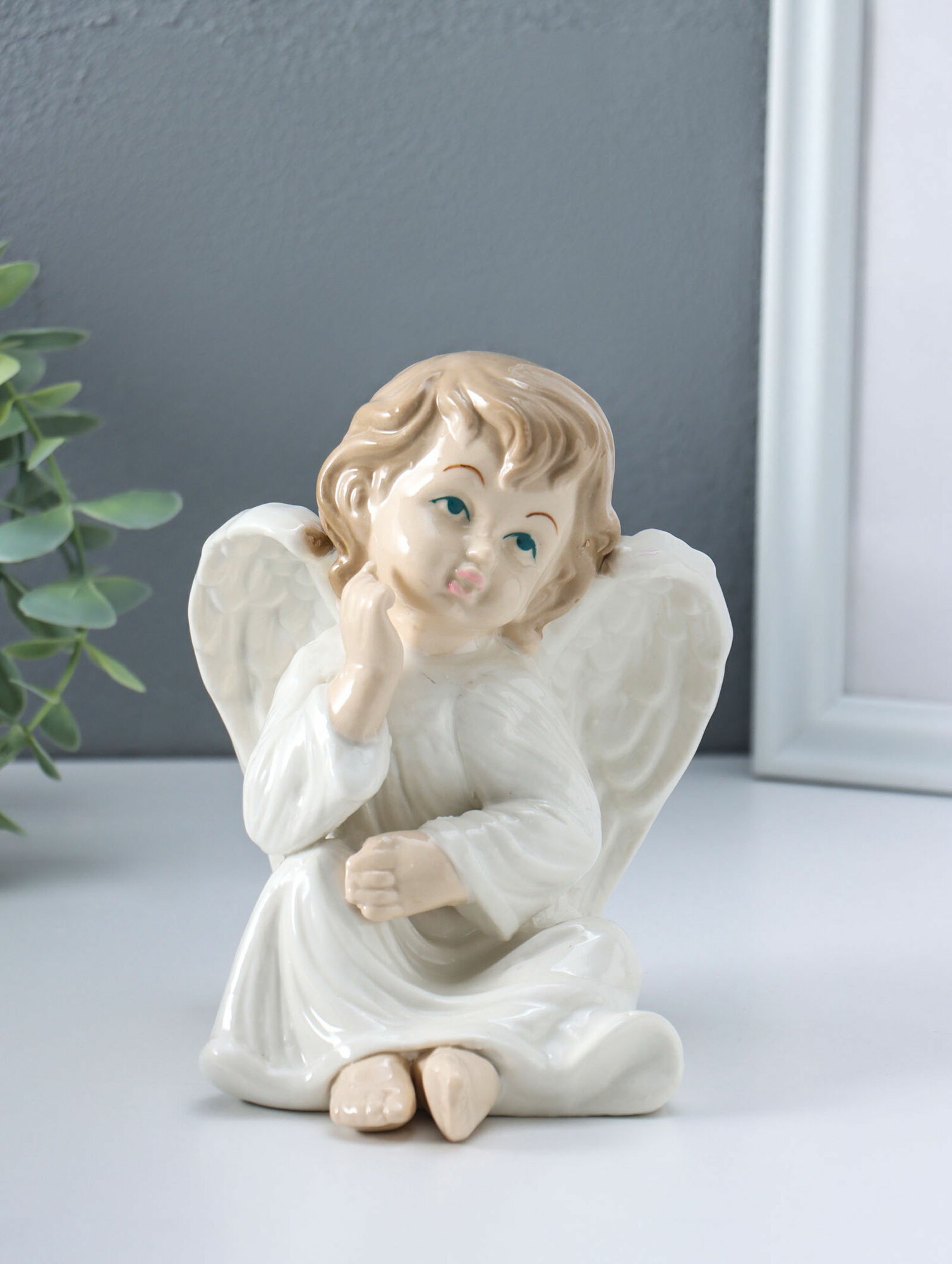 Фигурка керамика "Ангел в белом платье, сидит", 10x11.5x13.5 см