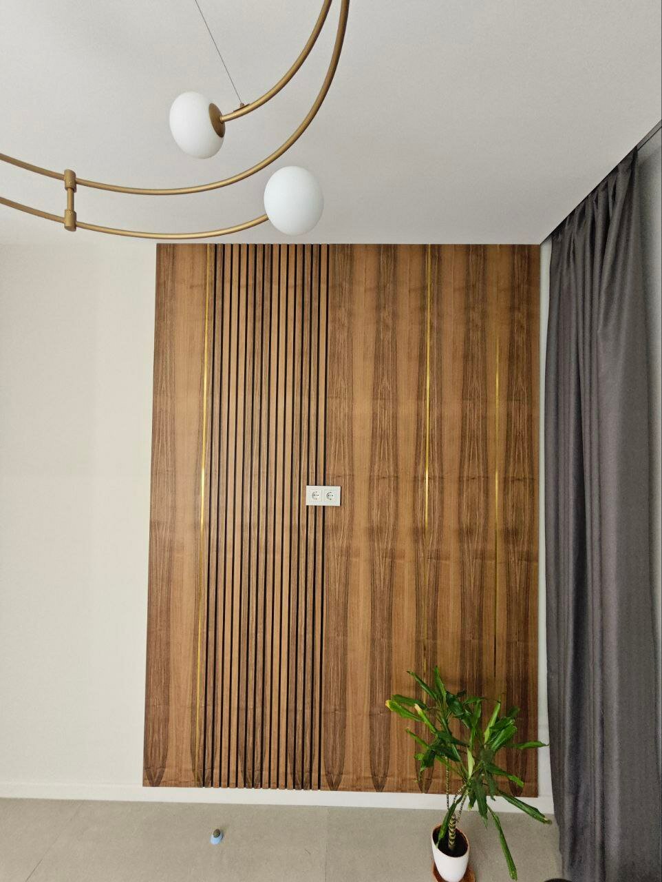 Фрезерованная МДФ панель в шпоне "Ореха" с латунными вставками. Стоимость указана за 1 кв. м.