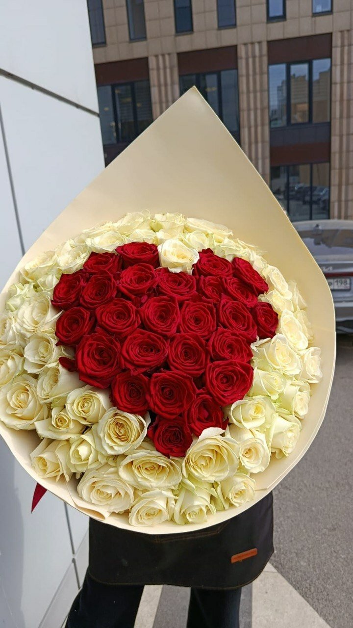 Букет из белых и красных роз "Сердце и любовь" розы 71 шт, красивый букет премиум букет премиум цветы