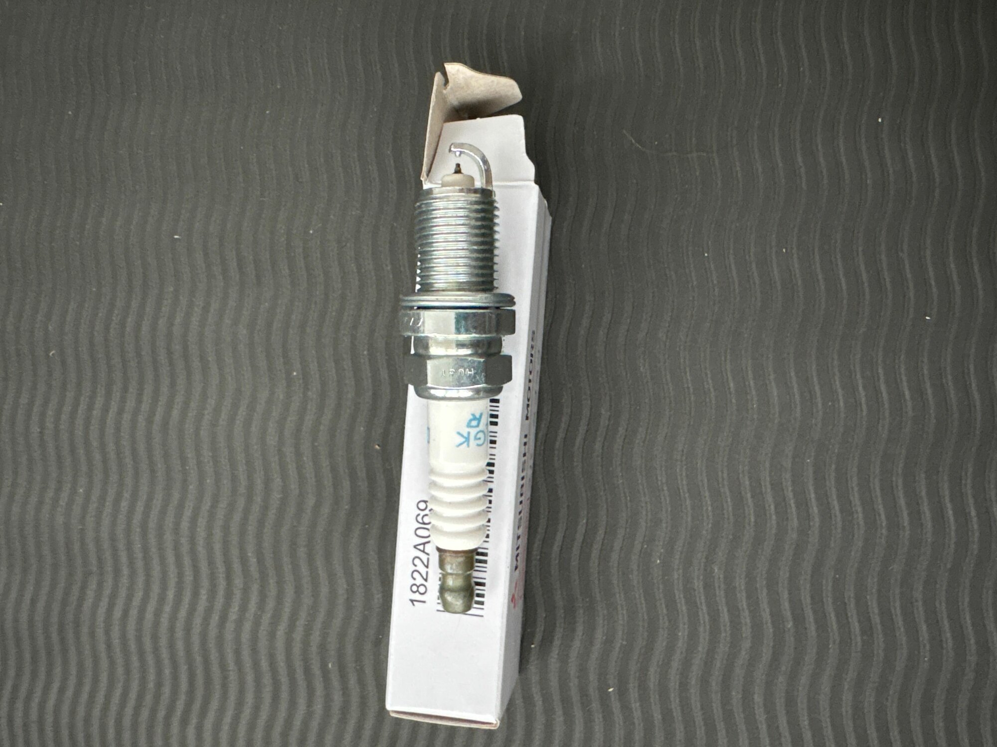 1822A069 свеча MITSUBISHI 1шт