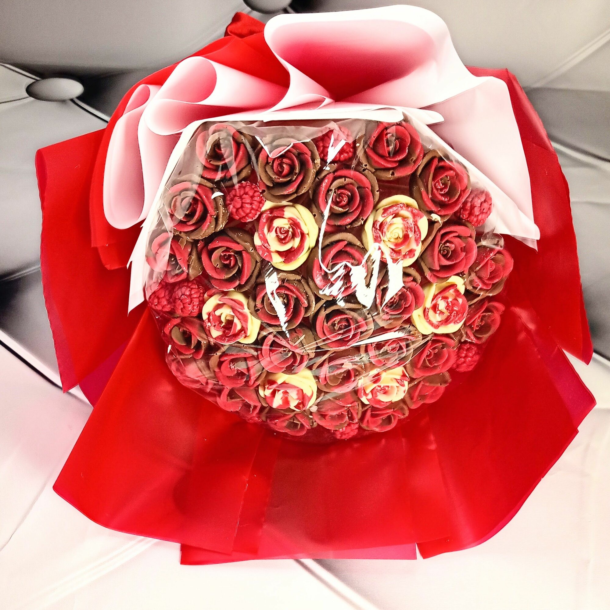 ТД НебыковА Сладкий букет шоколадные розы с ягодами, бело-красный, 417г