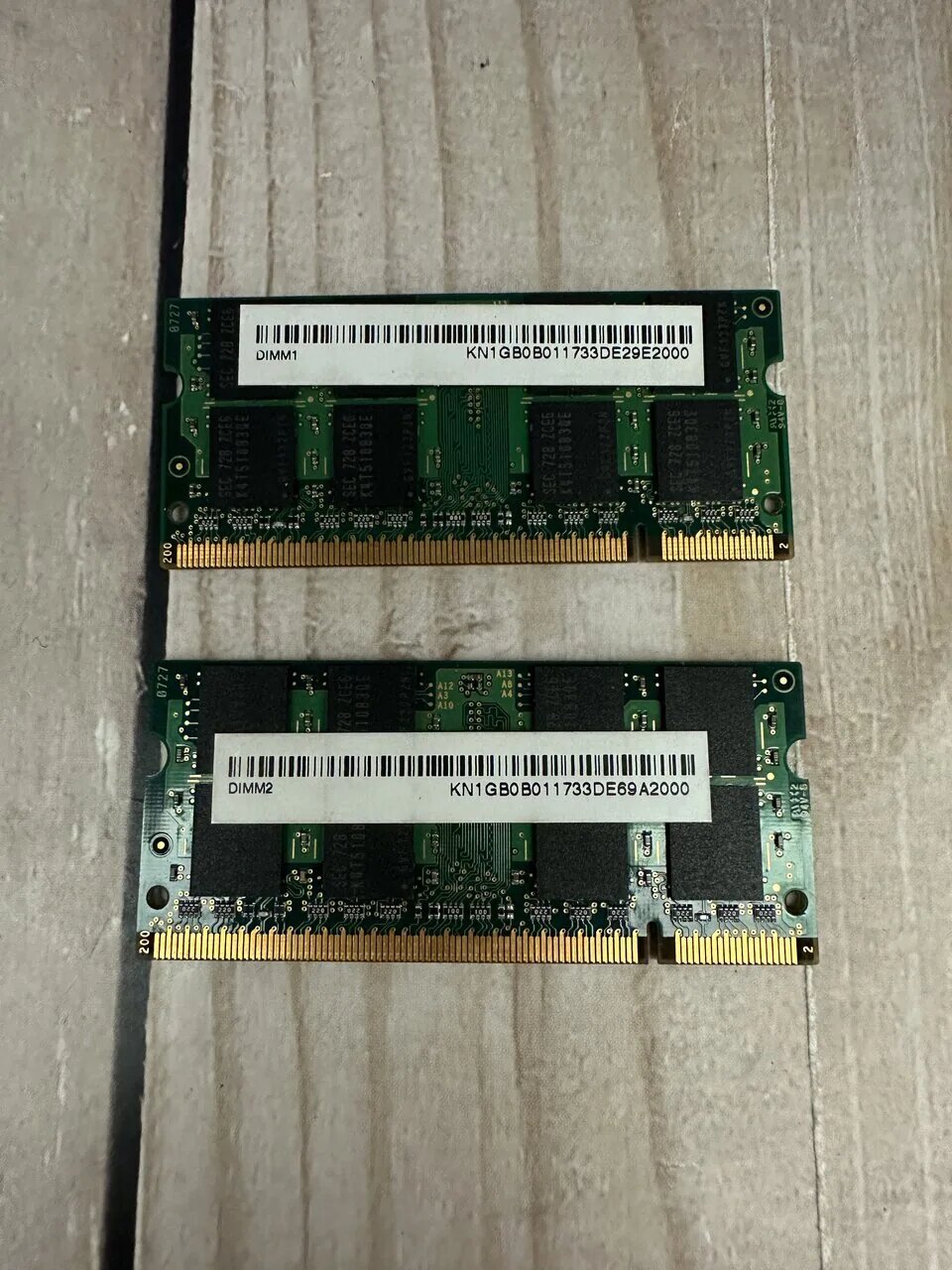 Оперативная память для макбука и ноутбука DDR2 SamsungG 667MHz M470T2953EZ3-CE6 1GB 2Rx8 PC2-5300S-555-12-E3