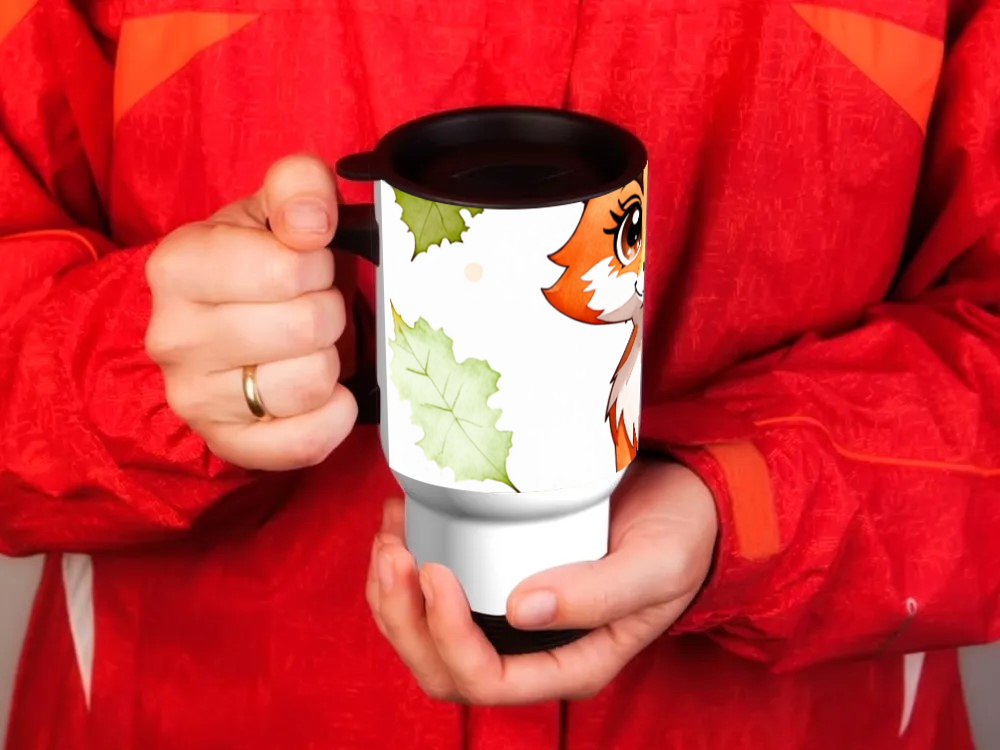 Тремокружка для авто с принтом "Симпатичная лиса с ярким рыжим мехом, сидящая в спокойной позе. У нее большие выразительные глаза и пушистый хвост. Фон состоит из мягких." 0.5 л.