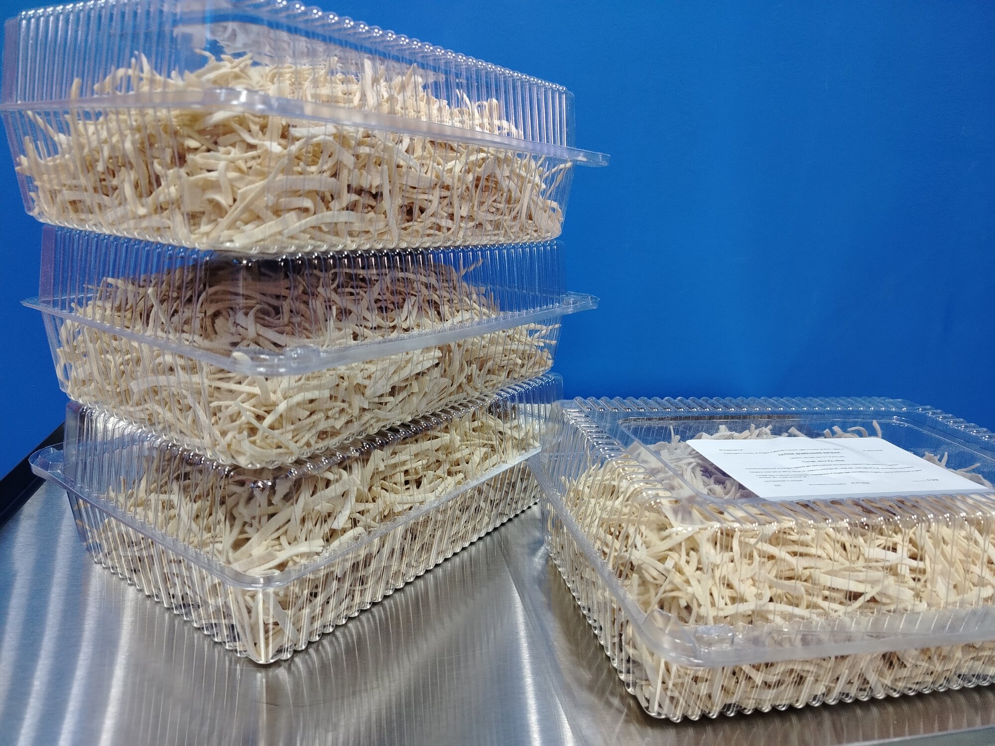 Яичная домашняя лапша из отборной пшеничной муки высшего сорта и свежих куриных яиц