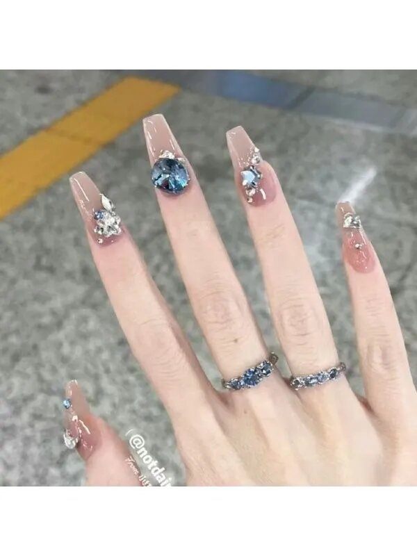 100 бриллиантов из голубого стекла