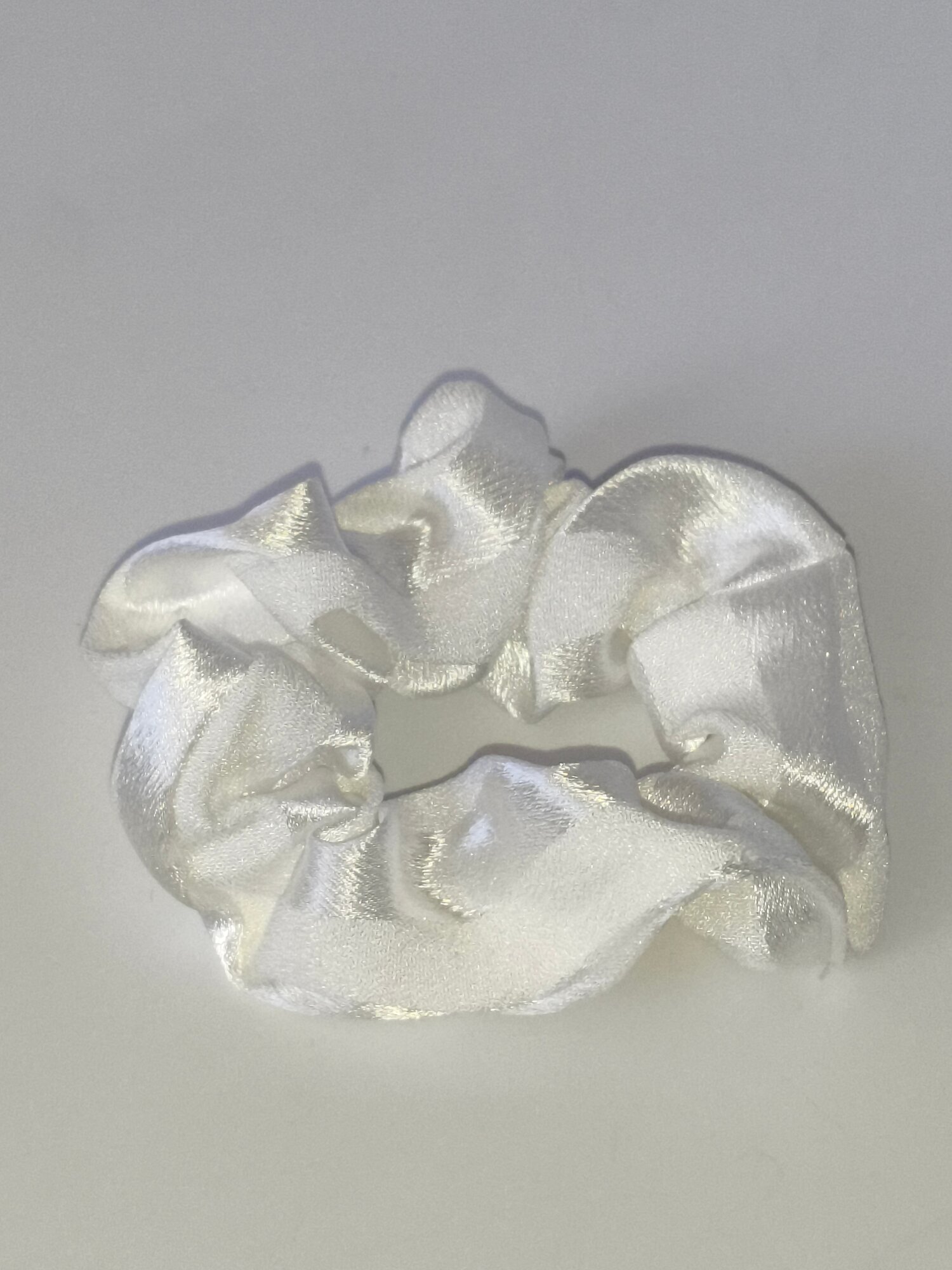 Резинка для волос "Белый шелк", диаметр 9 см