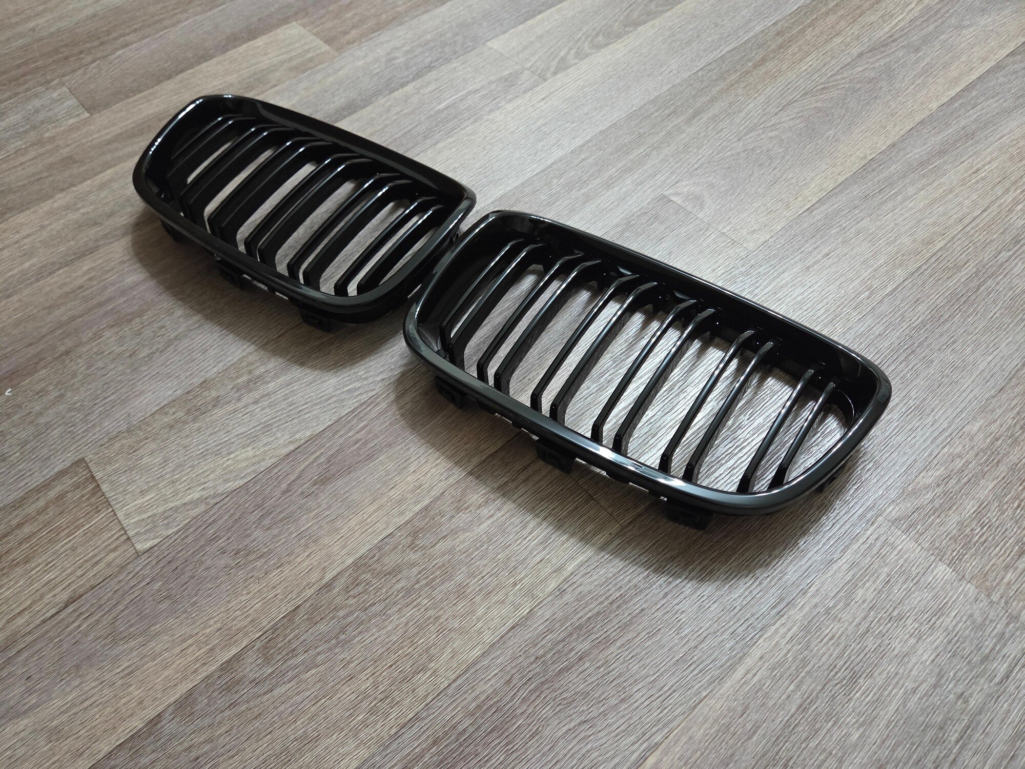 Решетка радиатора черная глянцевая тюнинговая 2-спицевая на BMW1 F20 F21 (2011-2014 г. в.)