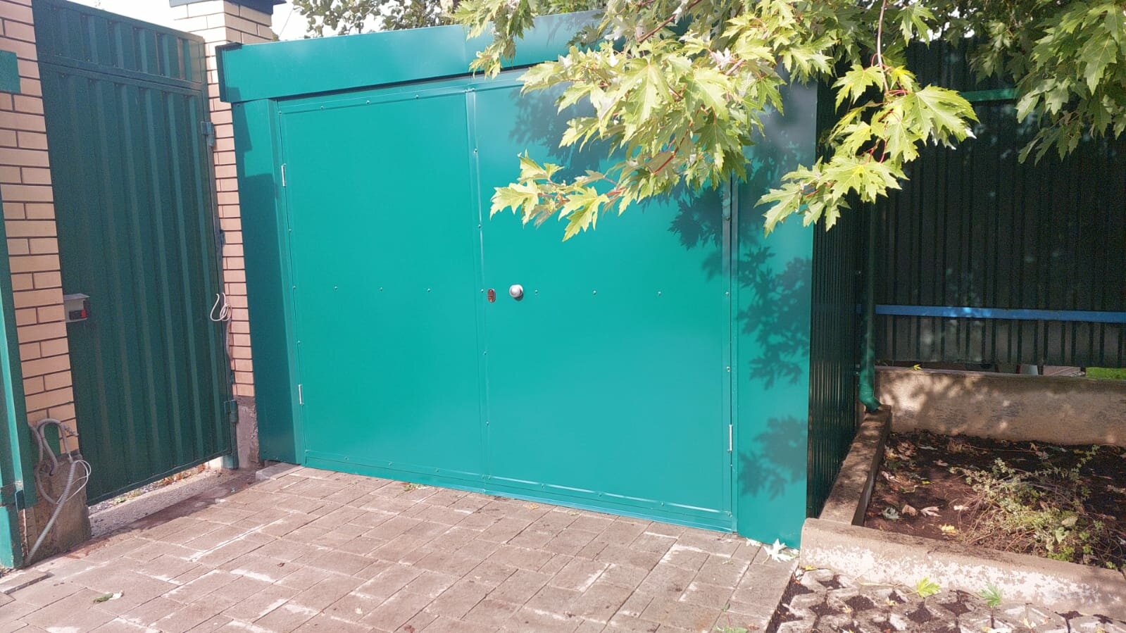 Хозблок сарай для скутера 3м х 2,4м, дверь шириной 240 см, с водосточной системой.